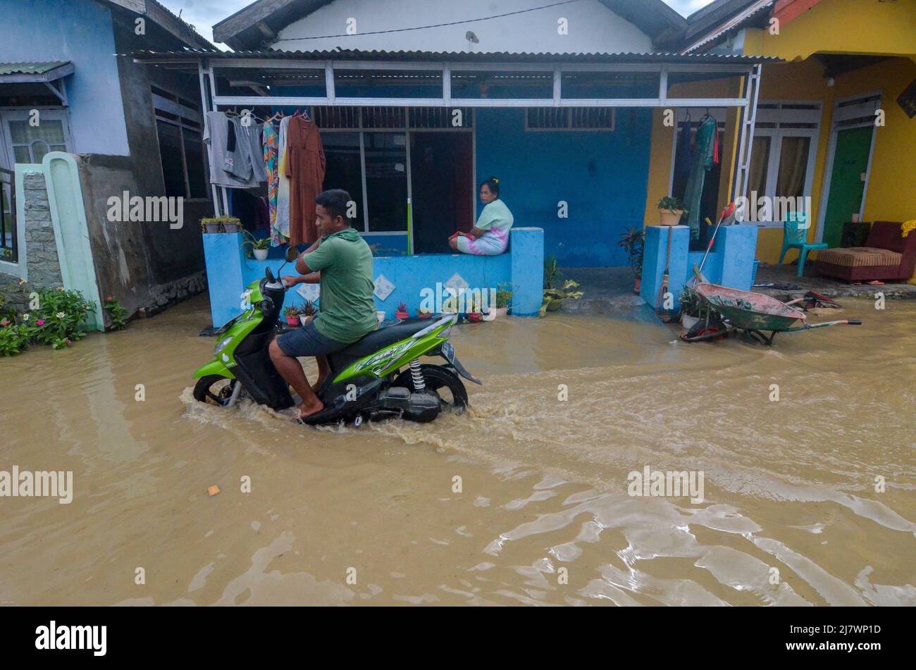 Palu, Indonesia. 10th May, 2022. Due to the overflow of water from the ...