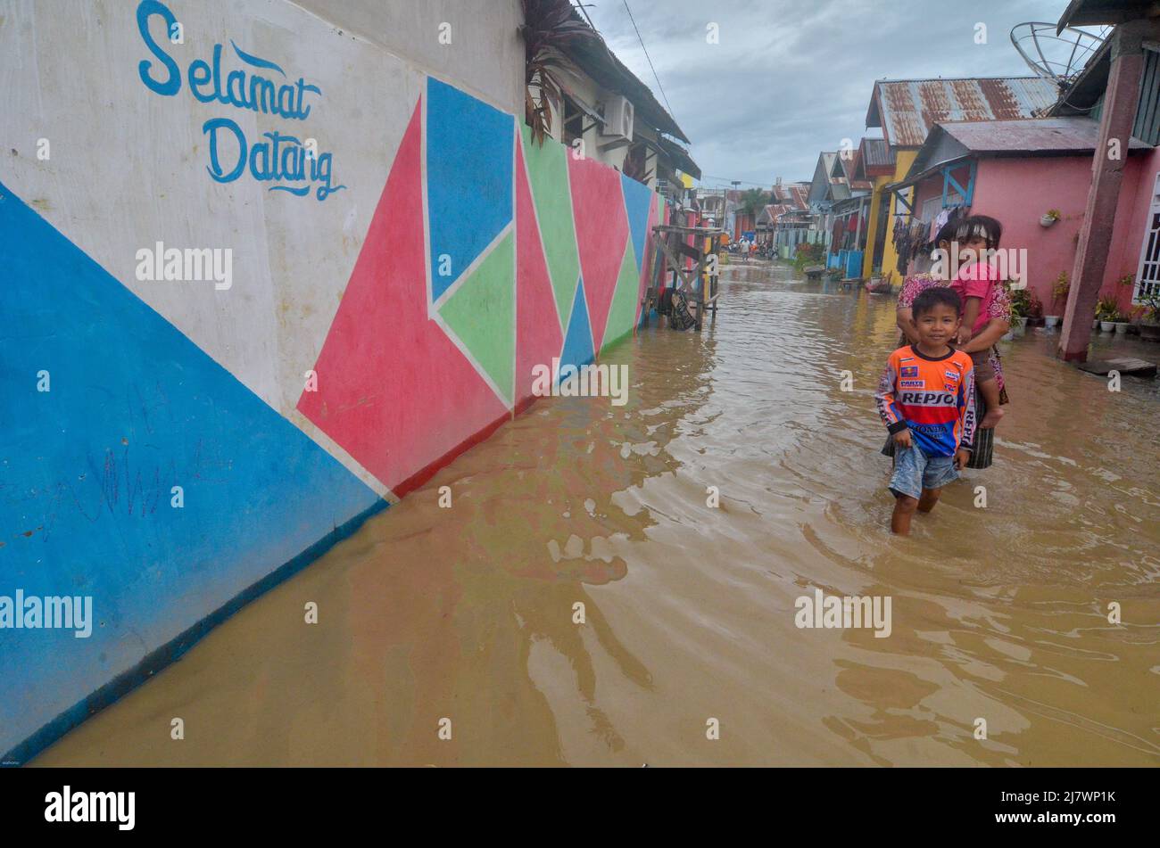 Palu, Indonesia. 10th May, 2022. Due to the overflow of water from the ...