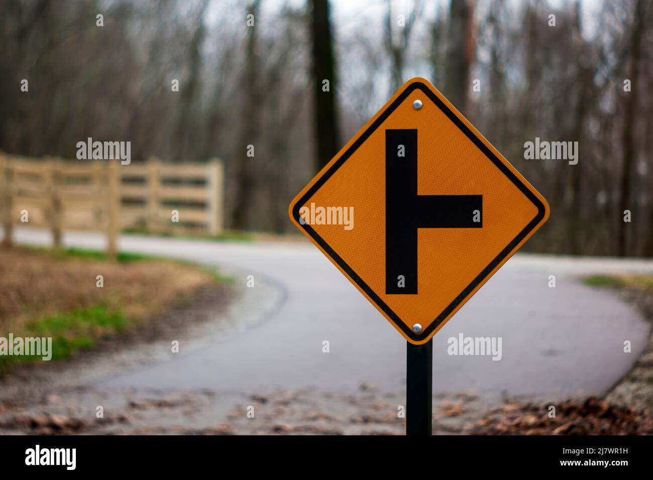Photo of a "T" Intersection sign next to a pathway Stock Photo - Alamy