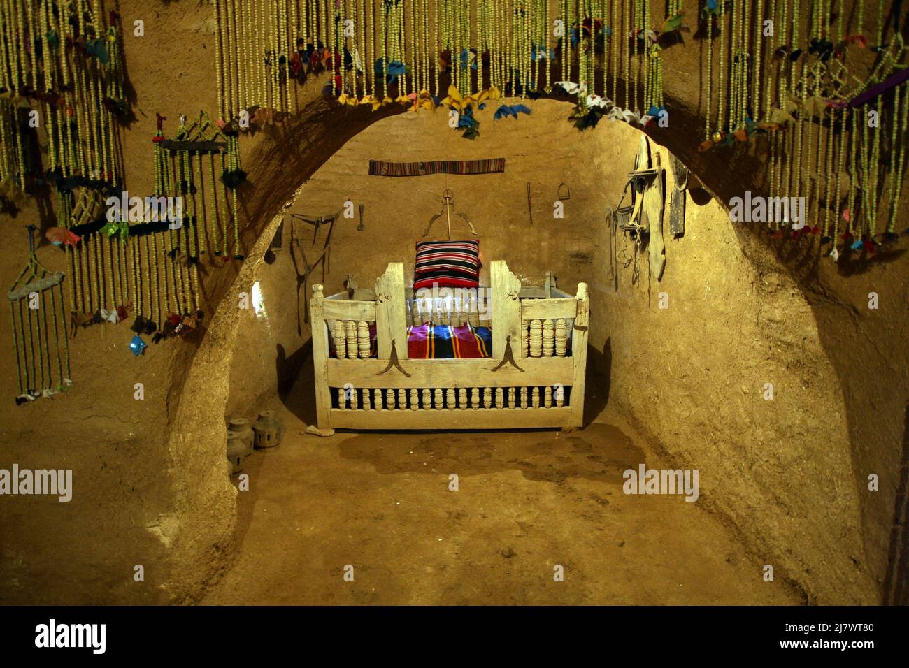 Beehive mud house hi-res stock photography and images - Alamy