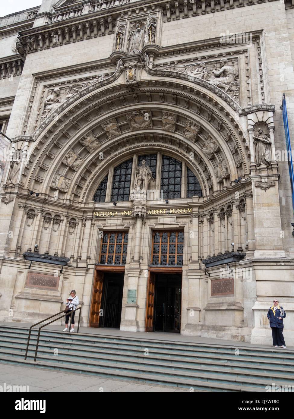 Classical architecture at the entrance to the Victoria and Albert ...