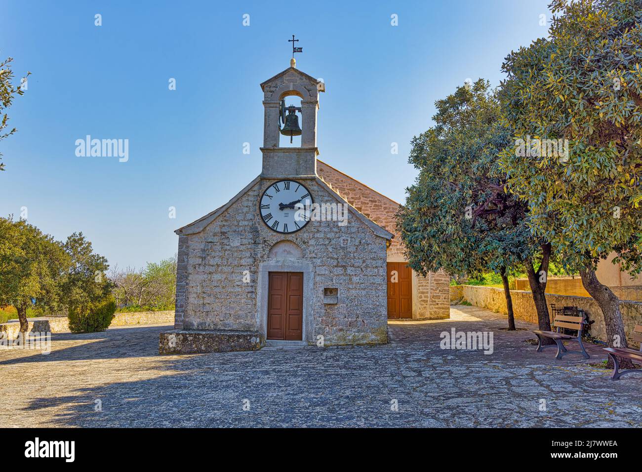 Big stone church hi-res stock photography and images - Alamy