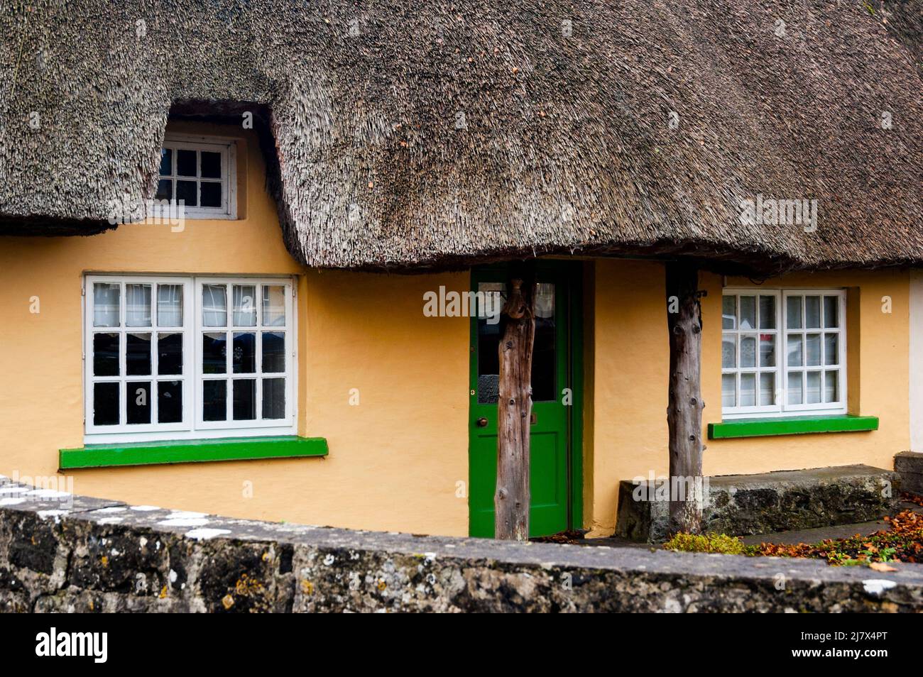 Irish thatched cottage adare limerick ireland hi-res stock photography ...