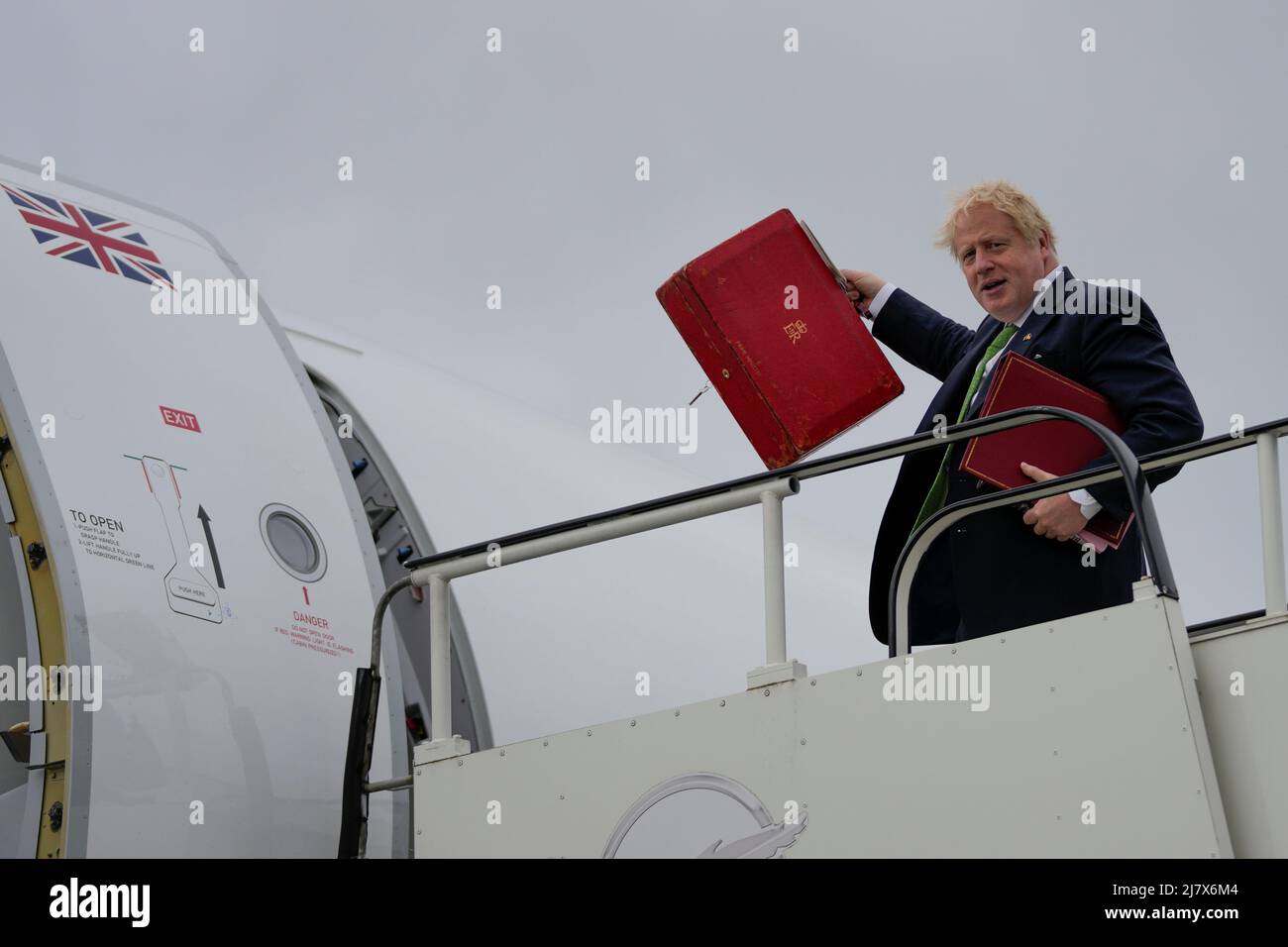 Prime minister boris johnson boards his plane hi-res stock photography ...