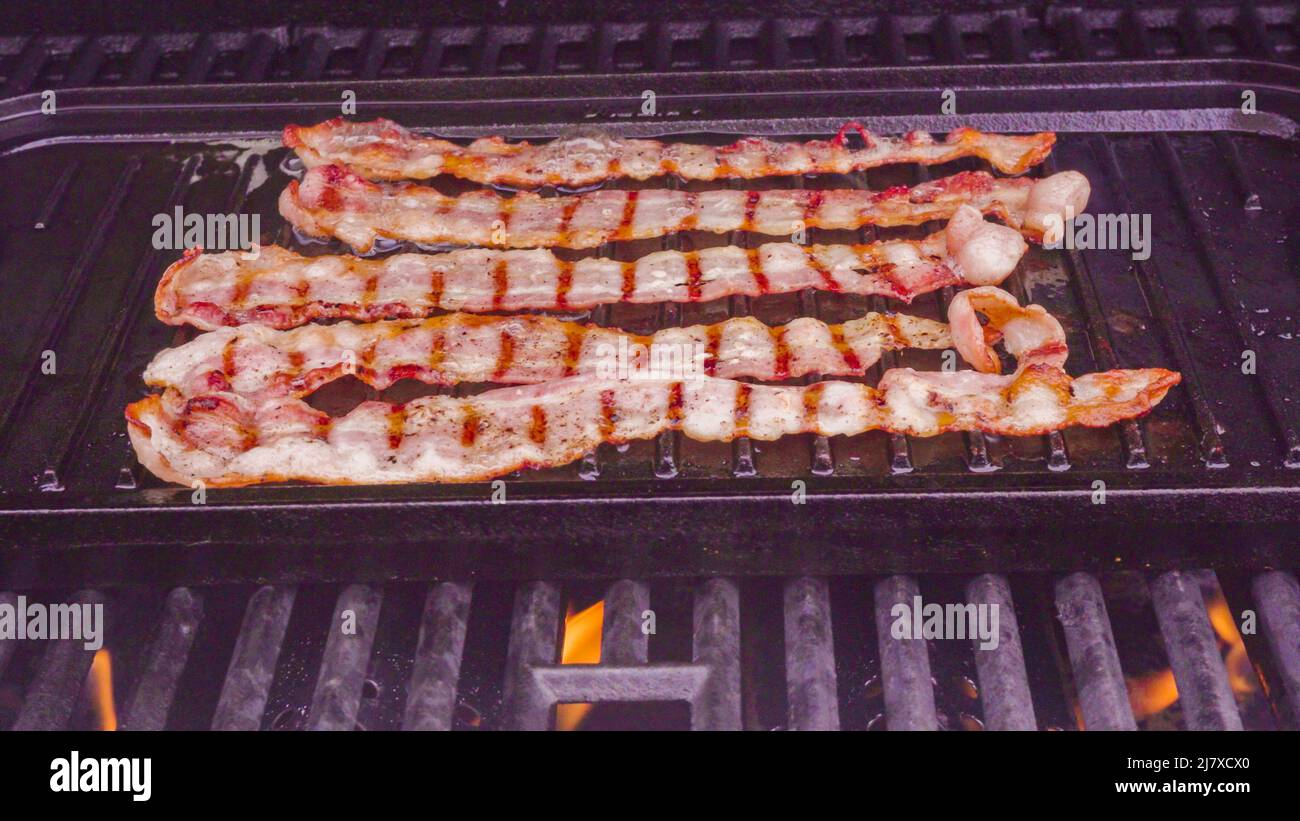 Bacon cooking on griddle hi-res stock photography and images - Alamy