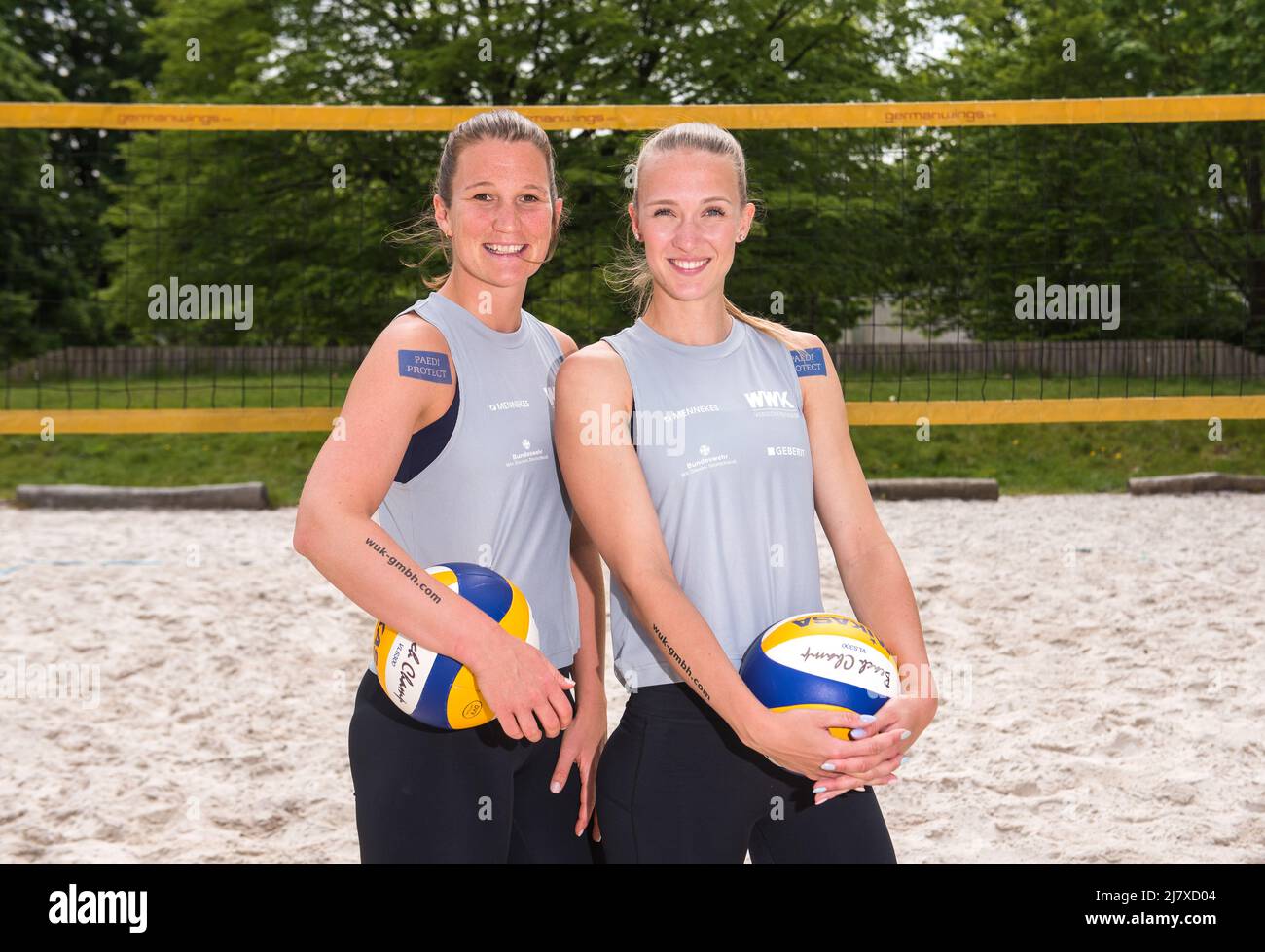 Hamburg, Germany. 11th May, 2022. Isabel Schneider (l) and Sandra ...