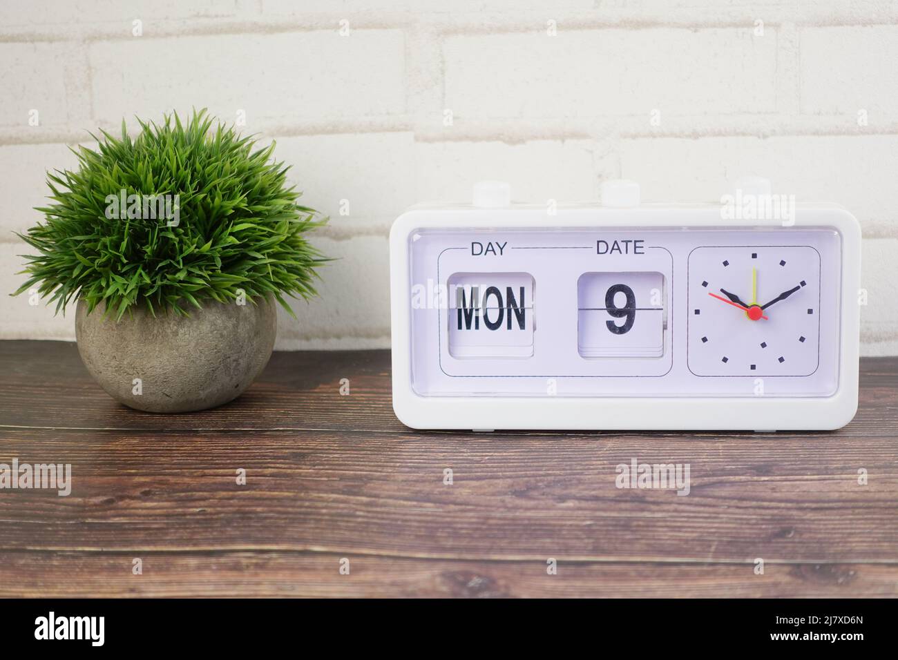 Flip clock calendar hi-res stock photography and images - Alamy