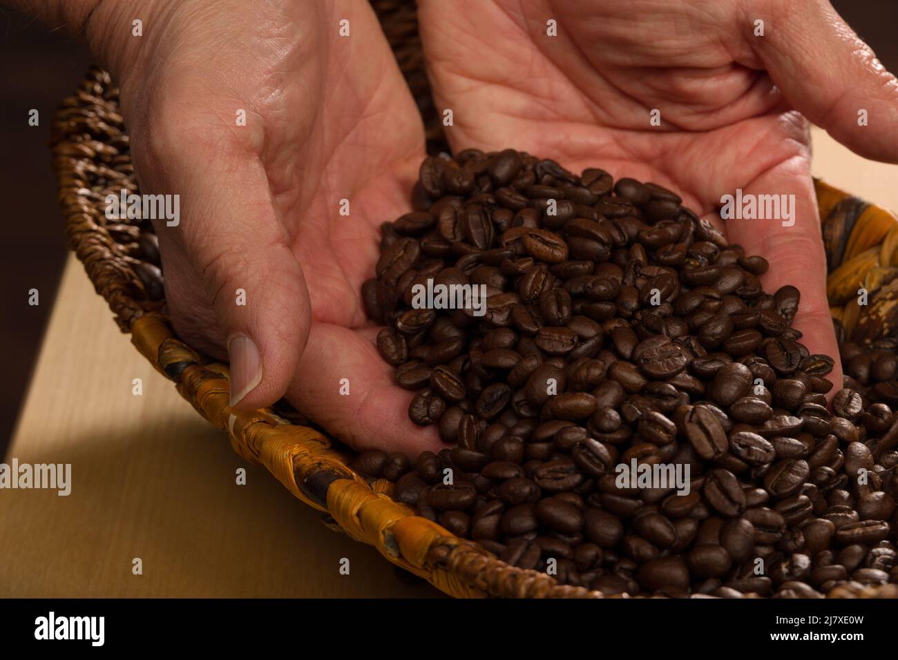 Hand grabs beans hi-res stock photography and images - Alamy