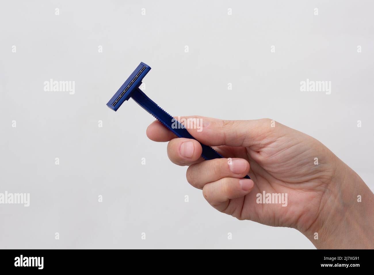 Woman hand holding razor Stock Photo - Alamy