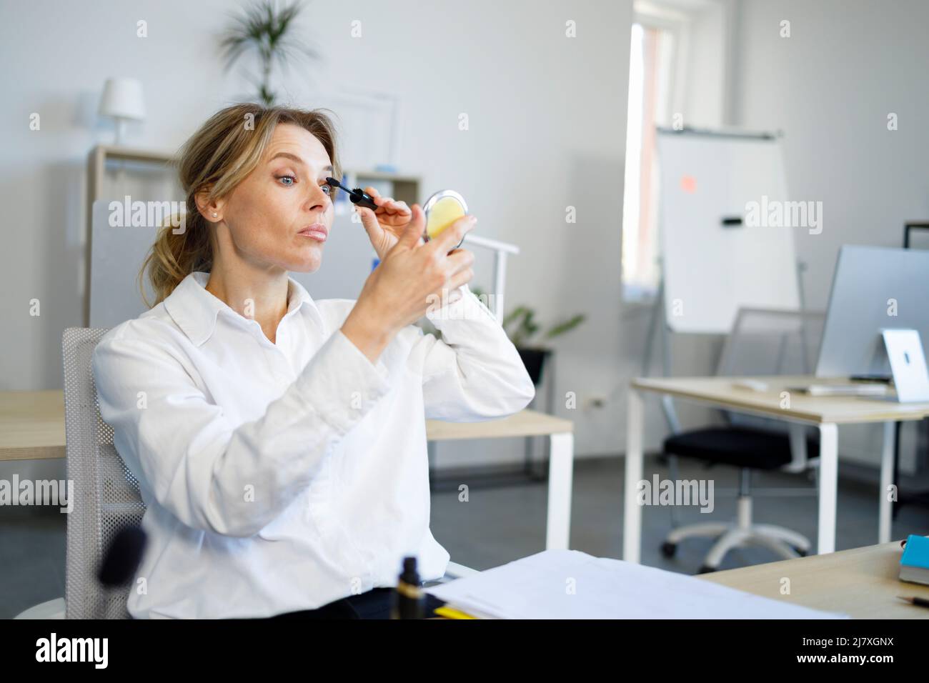 Beautiful employee doing makeup hi-res stock photography and images - Alamy