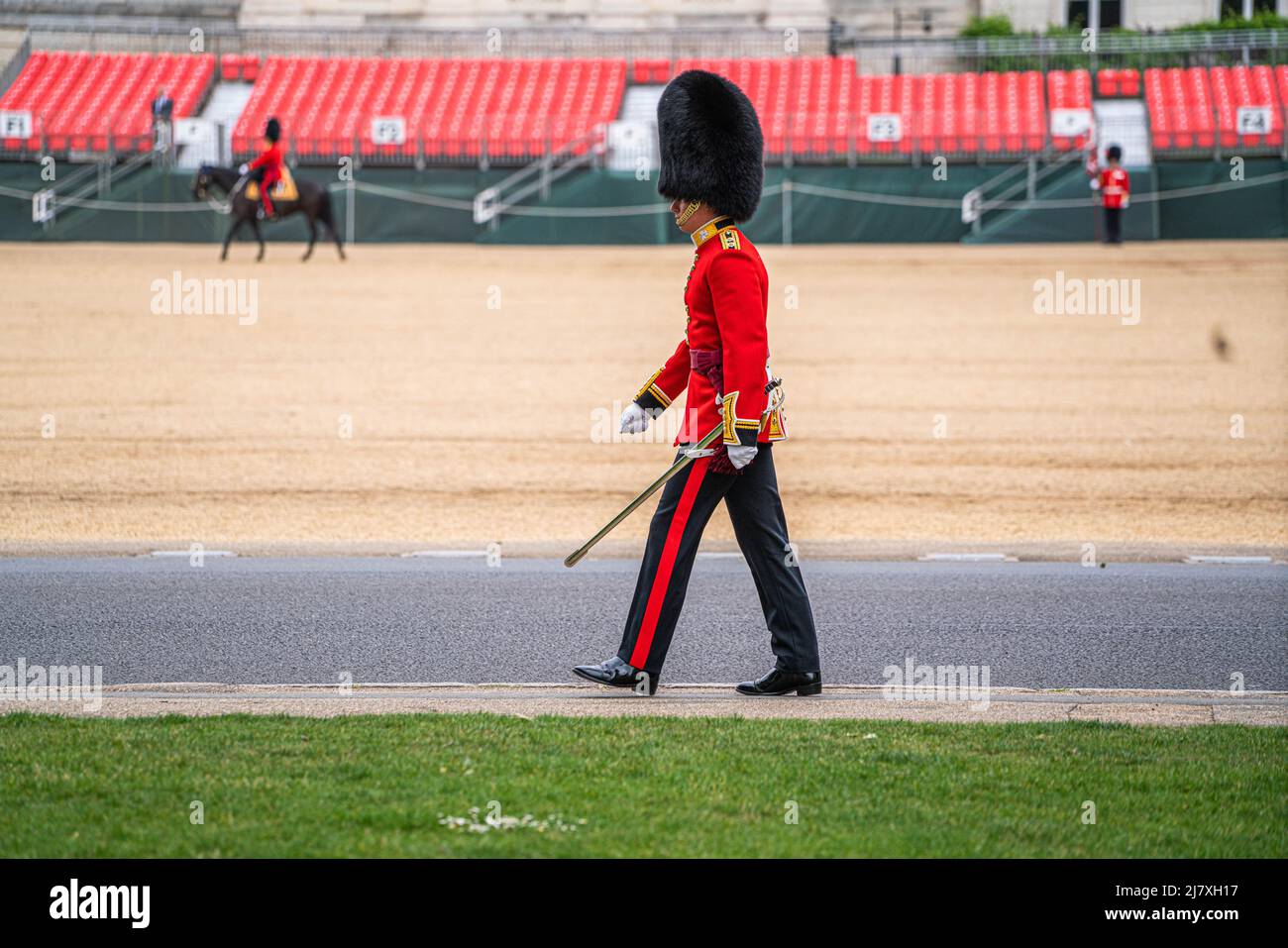Queen elizabeth royal welsh regiment hi-res stock photography and ...