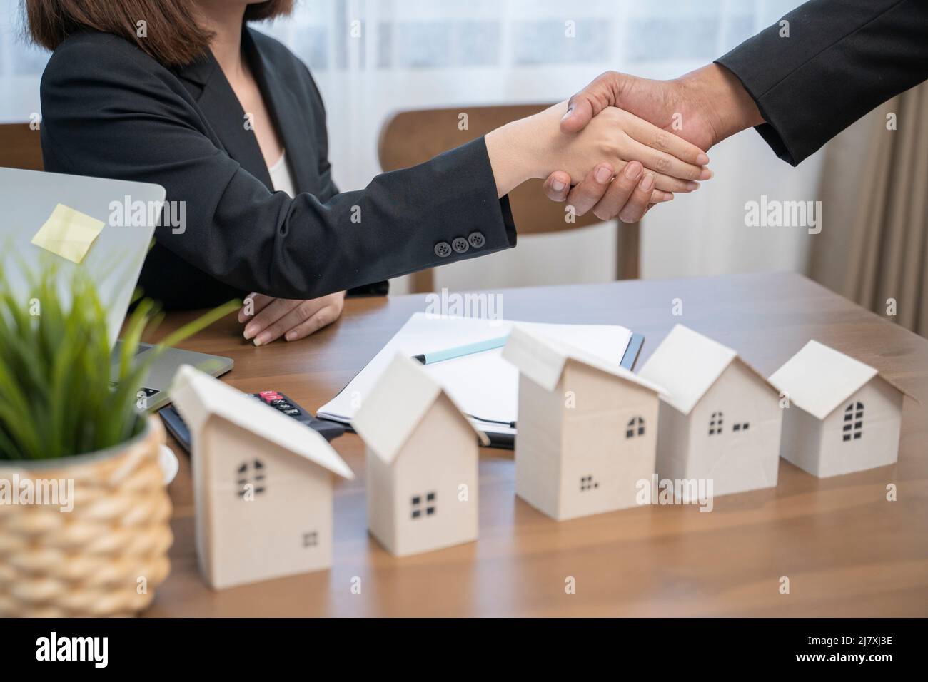 Business meeting hand shaking body part hi-res stock photography and ...