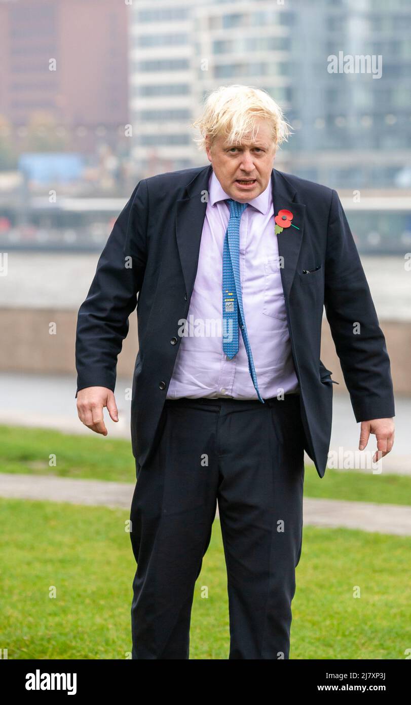 Scruffy man suit hi-res stock photography and images - Alamy