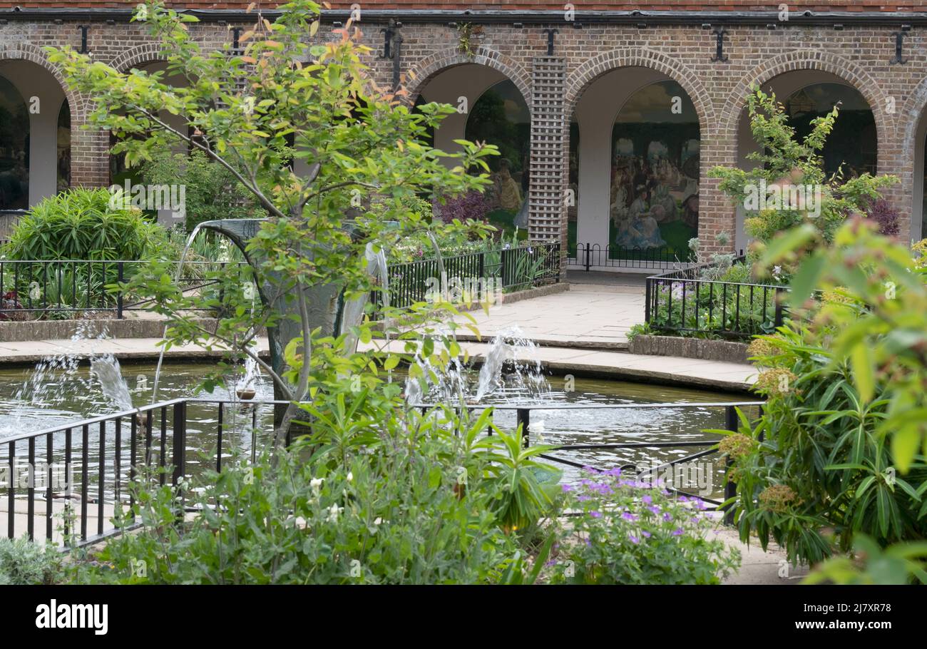 Fountain in holland park london hi-res stock photography and images - Alamy