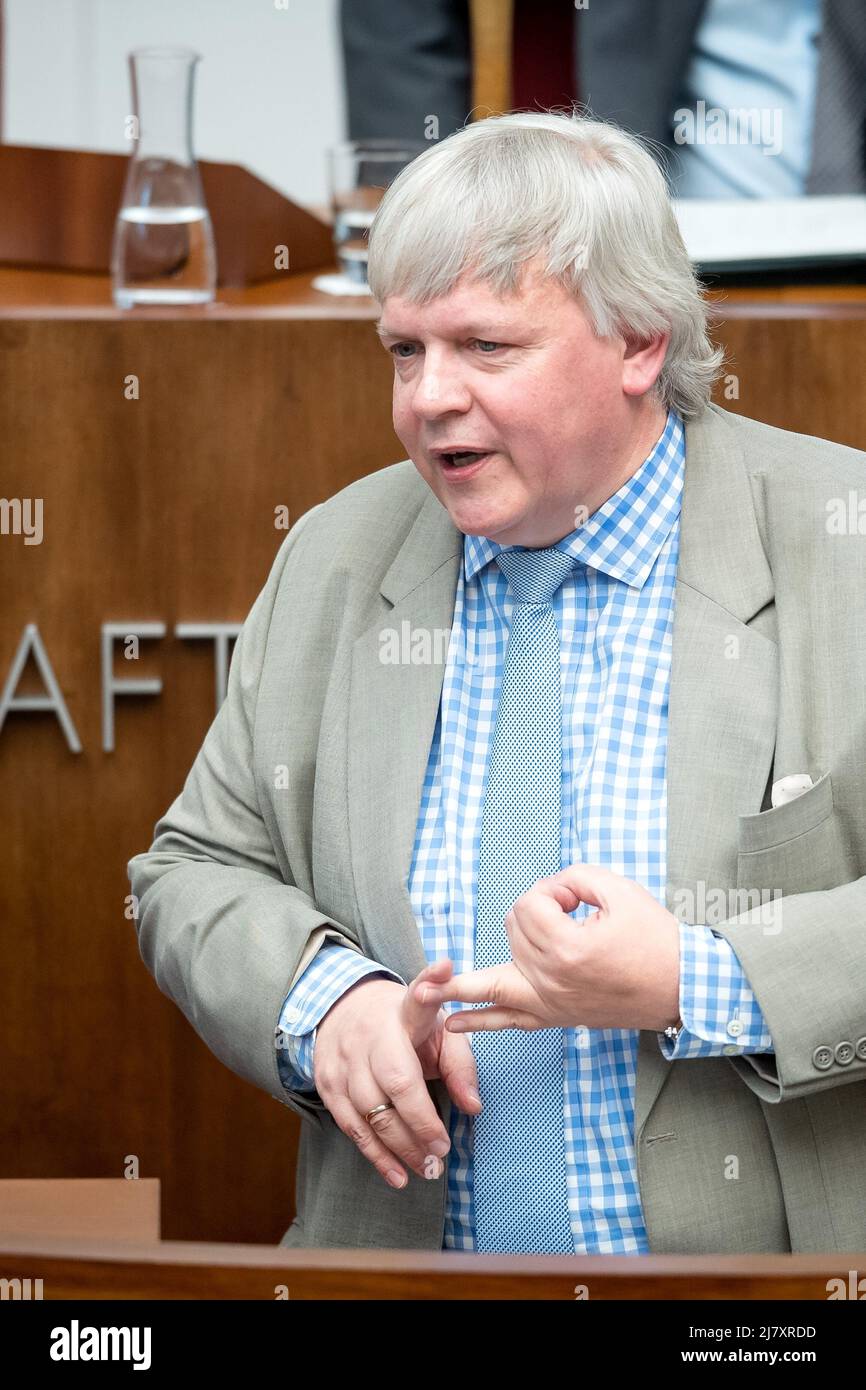11 May 2022, Bremen: Jens Eckhoff (CDU) speaks at a session of the ...