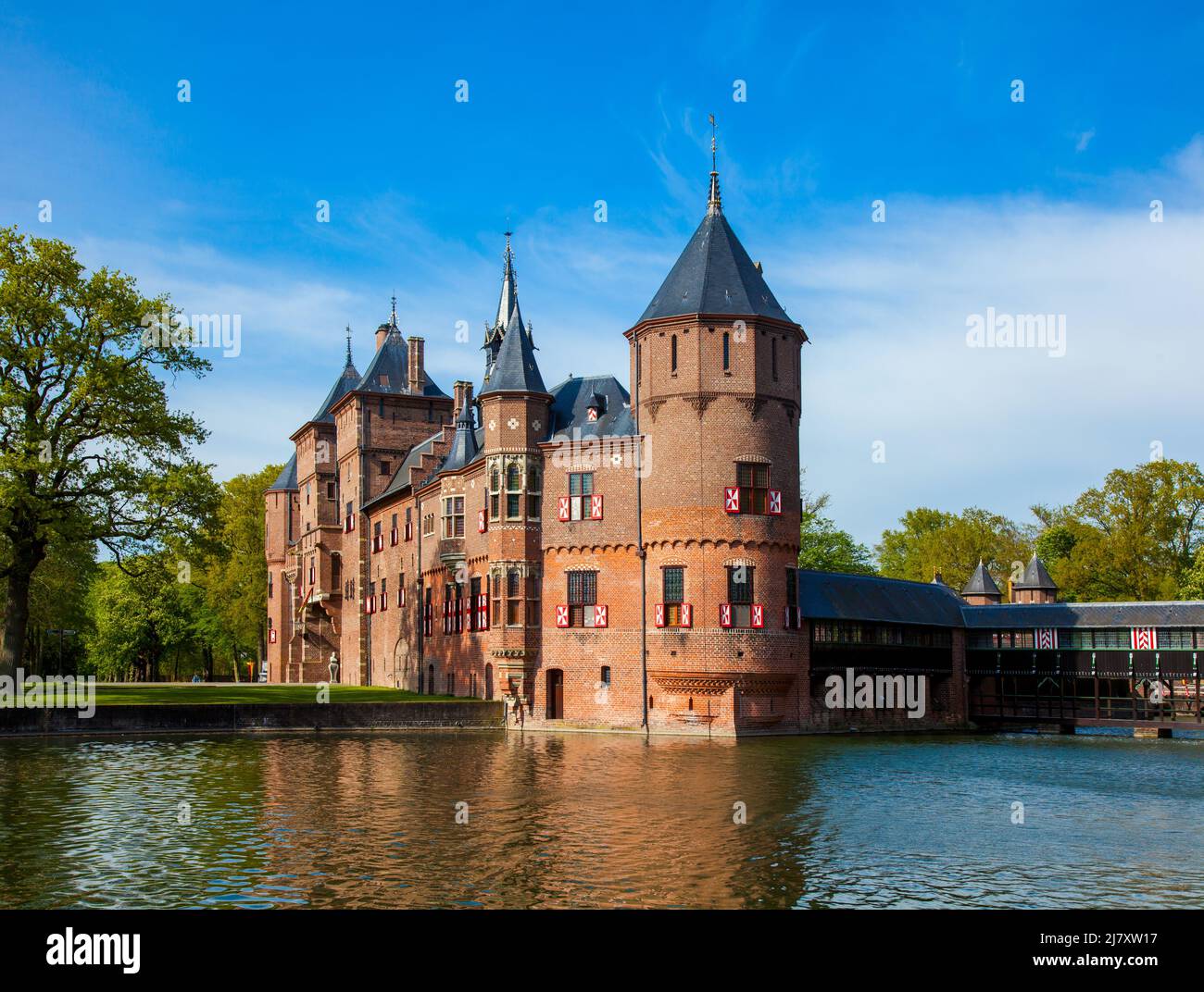 Medieval castle De Haar on water, Netherlands Stock Photo - Alamy