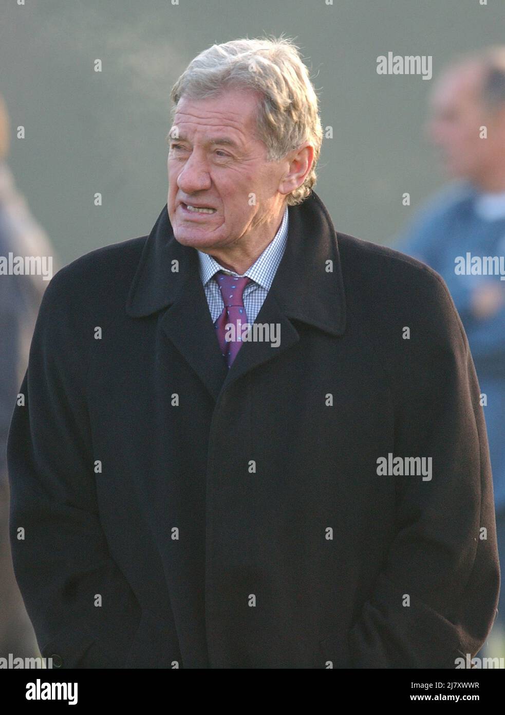 PORTSMOUTH CHAIRMAN MILAN MANDARIC AFTER ADDRESSING HIS PLAYERS. PIC MIKE WALKER, 2004 Stock ...