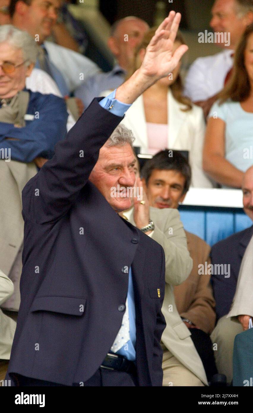 PORTSMOUTH V MIDDLESBRO MILAN MANDARIC SALUTES THE CROWD PIC MIKE ...