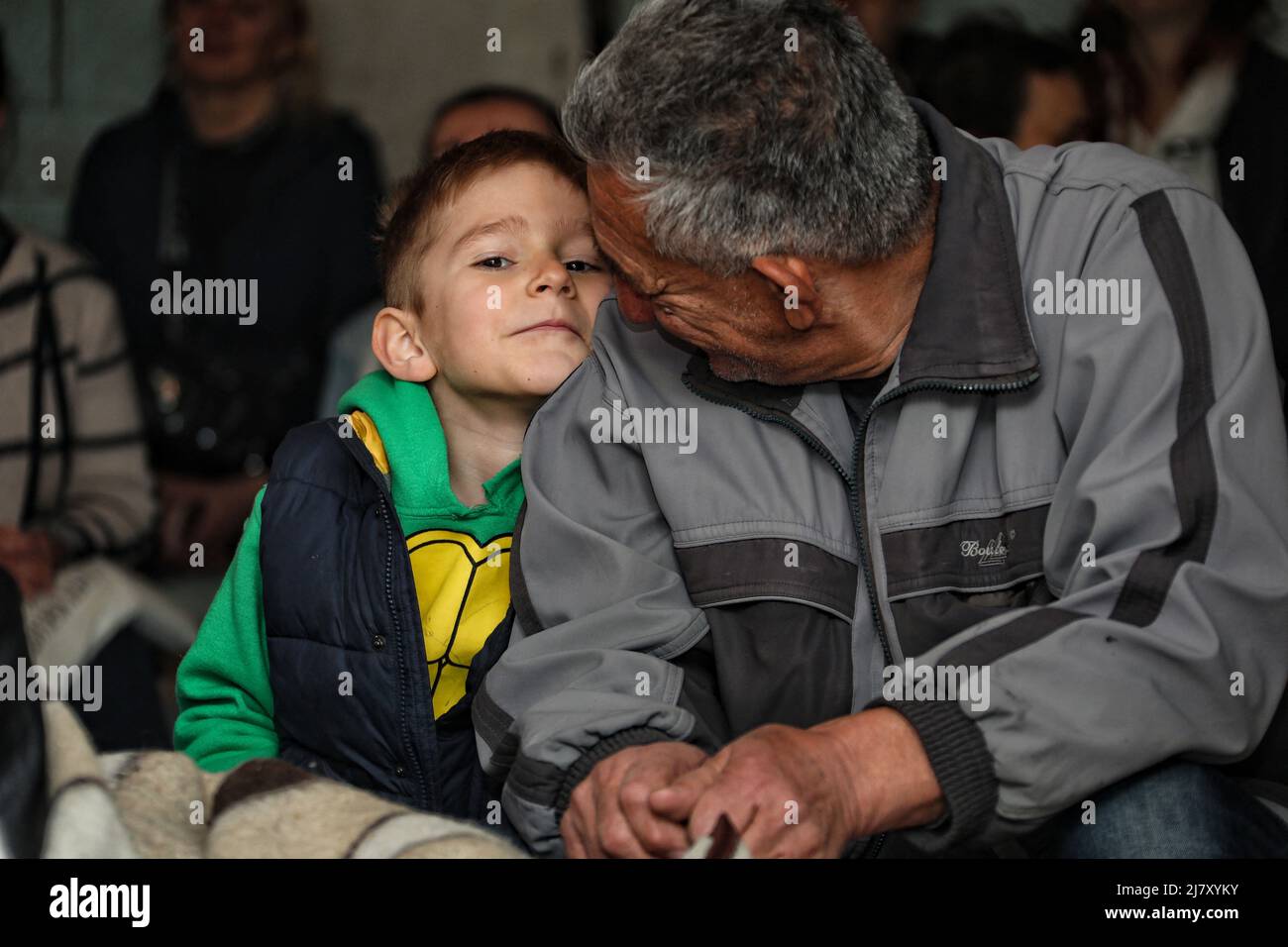 Children actors on stage hi-res stock photography and images - Alamy