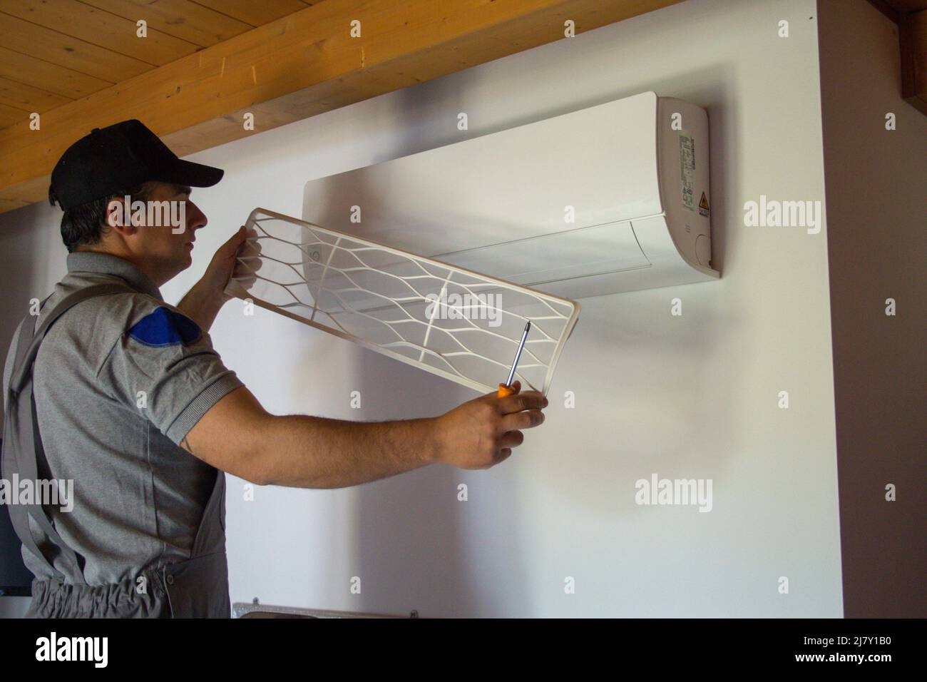 Repairman air conditioner hi-res stock photography and images - Alamy