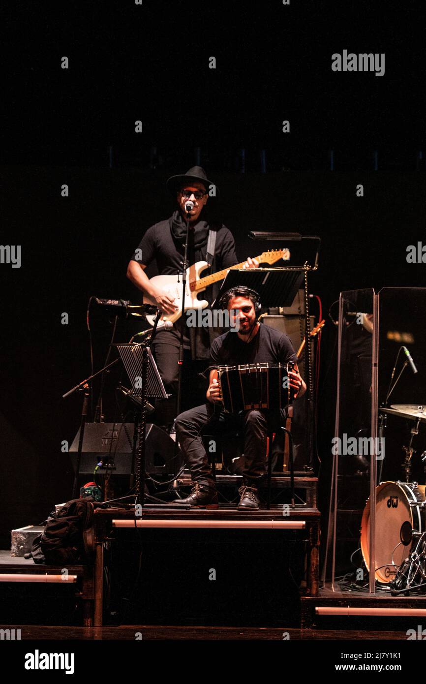 Mixing tango hi-res stock photography and images - Alamy