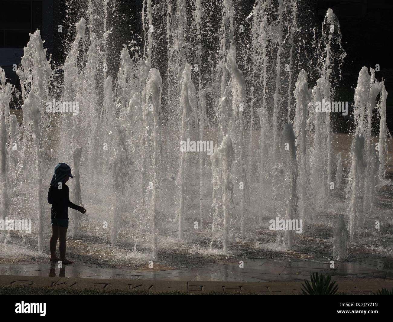 Child water fountain silhouette hi-res stock photography and images - Alamy