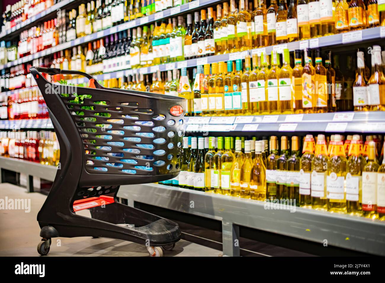 A shopping cart with grocery products in a supermarket Stock Photo - Alamy