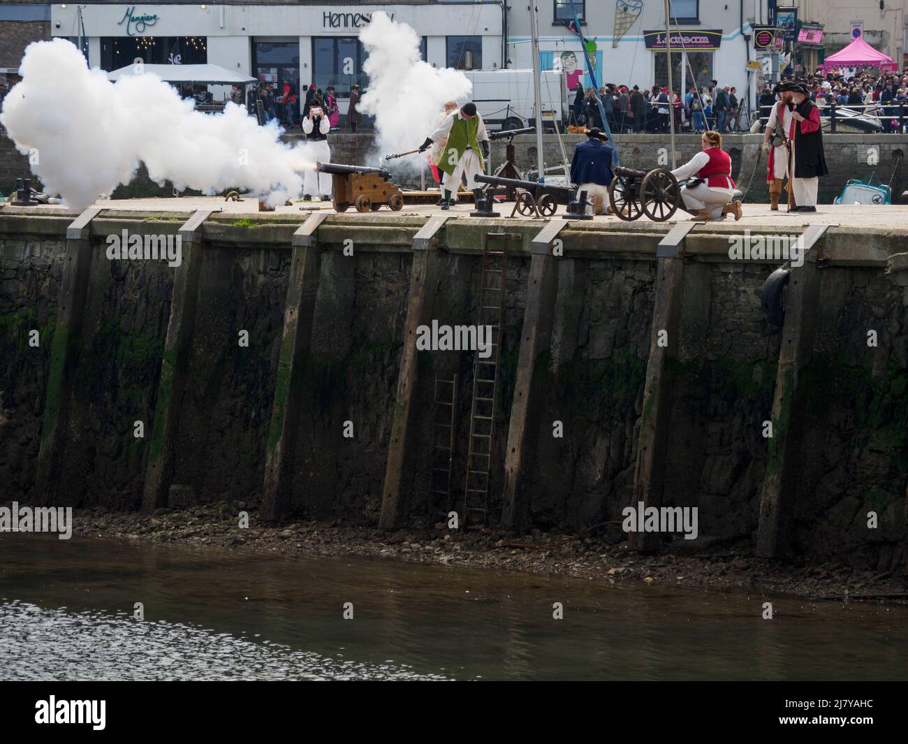 17th century cannon firing hi-res stock photography and images - Alamy