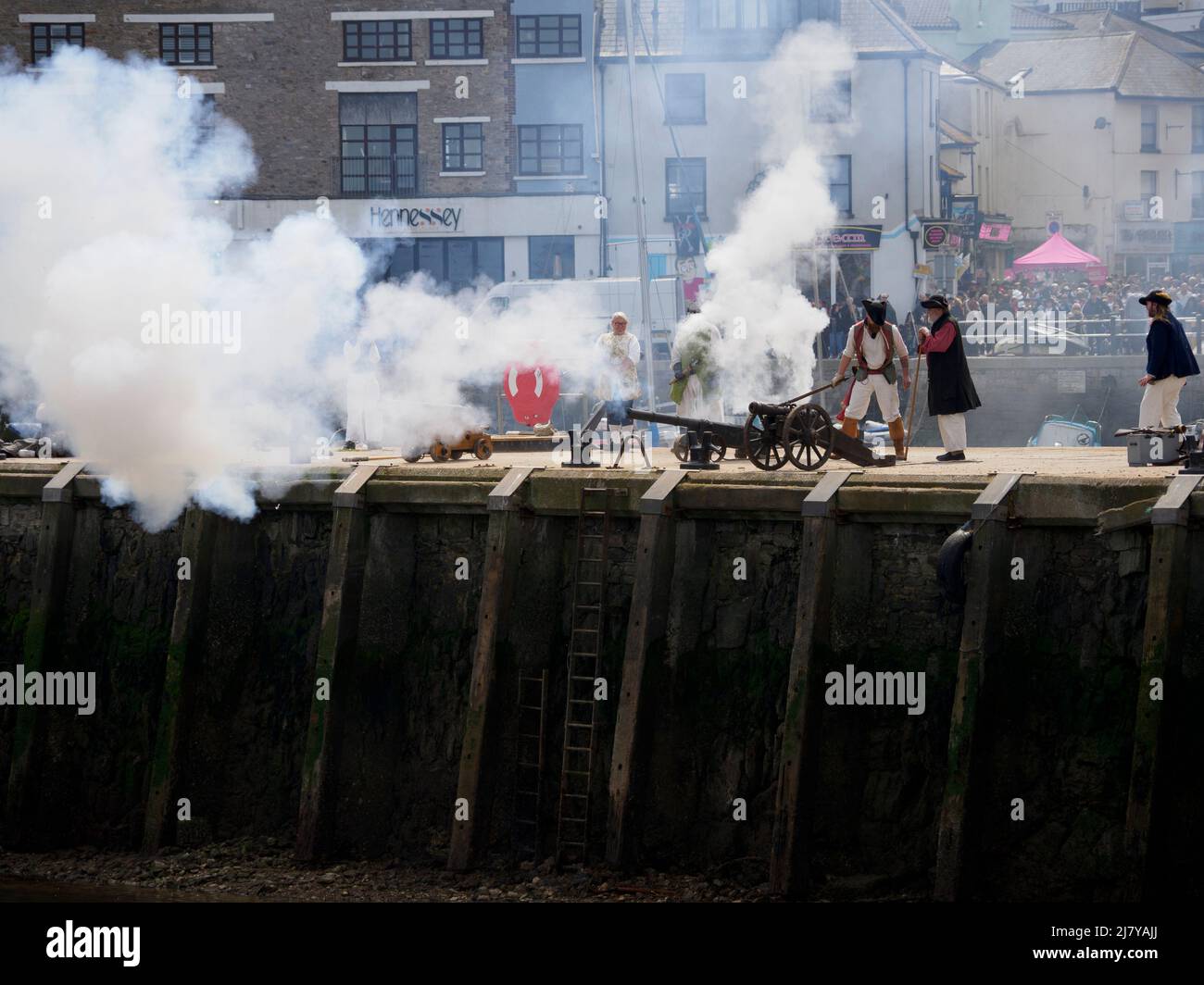 Pirate firing cannon hi-res stock photography and images - Alamy