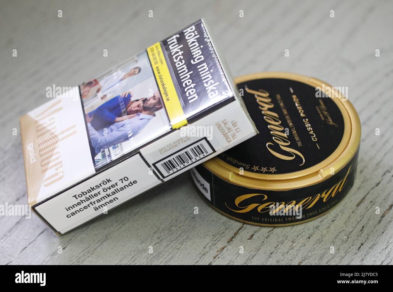 Marlboro gold cigarette pack hi-res stock photography and images - Alamy