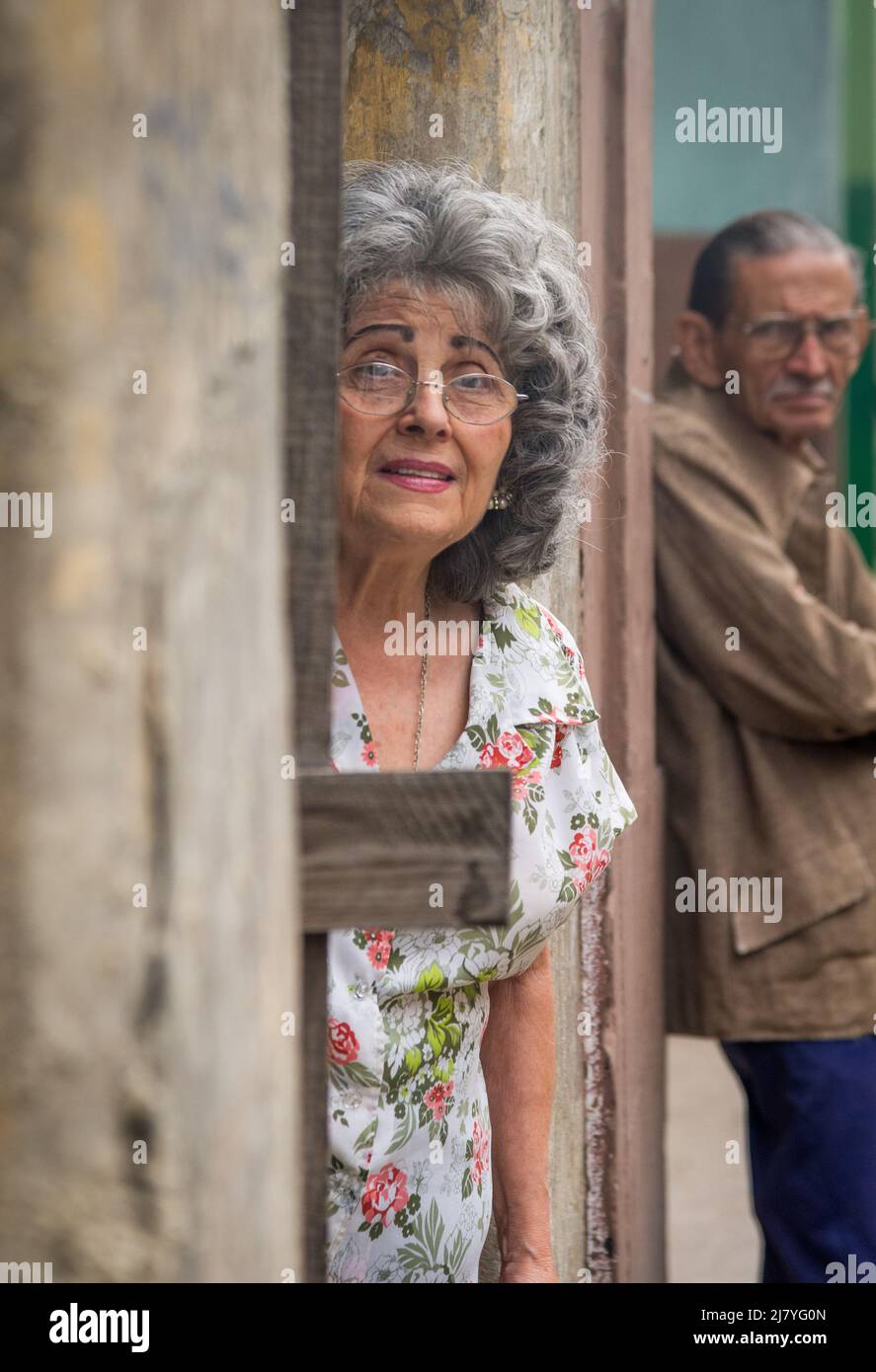 Man peeking woman hi-res stock photography and images - Alamy