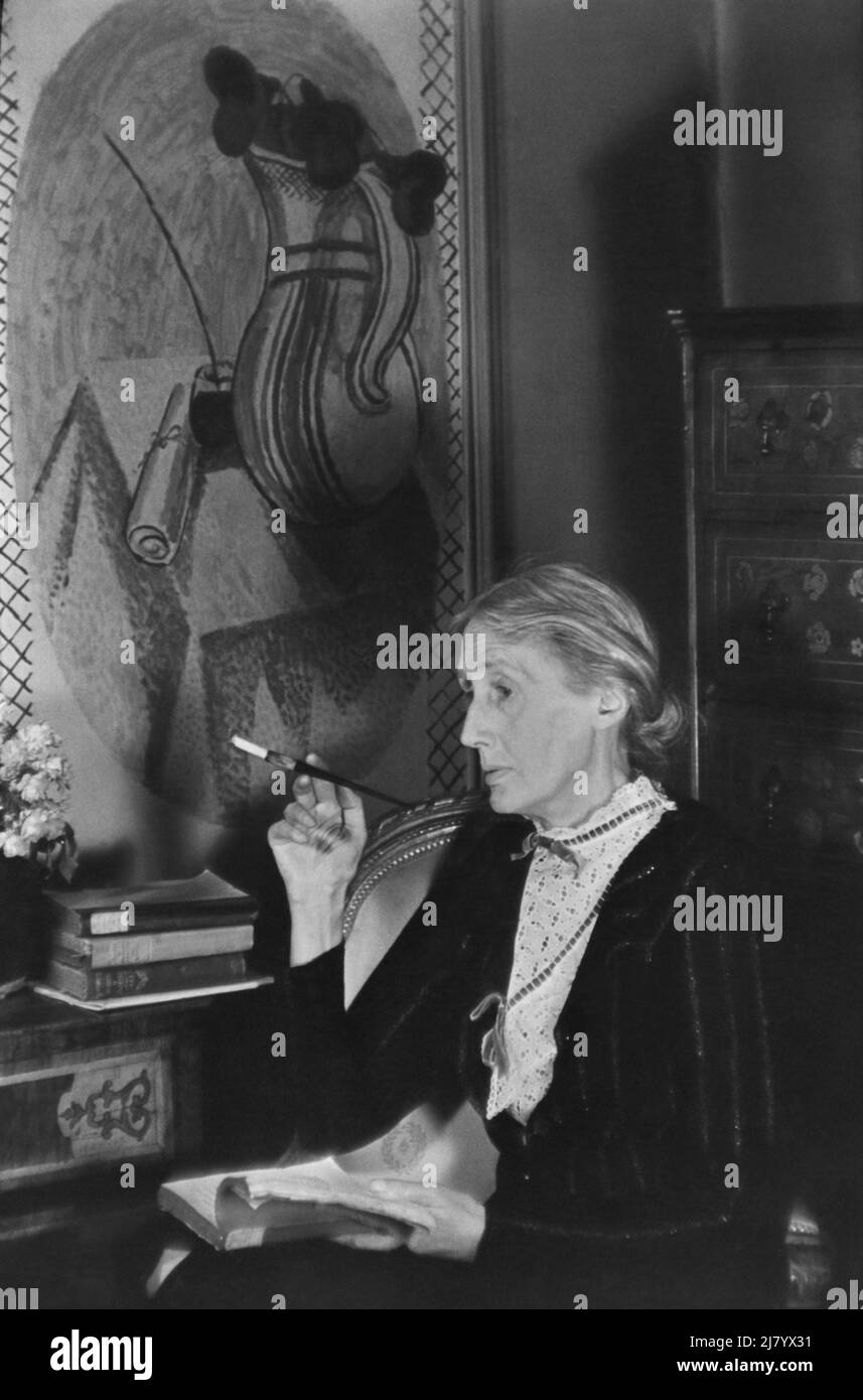 Virginia woolf bloomsbury group hi-res stock photography and images - Alamy