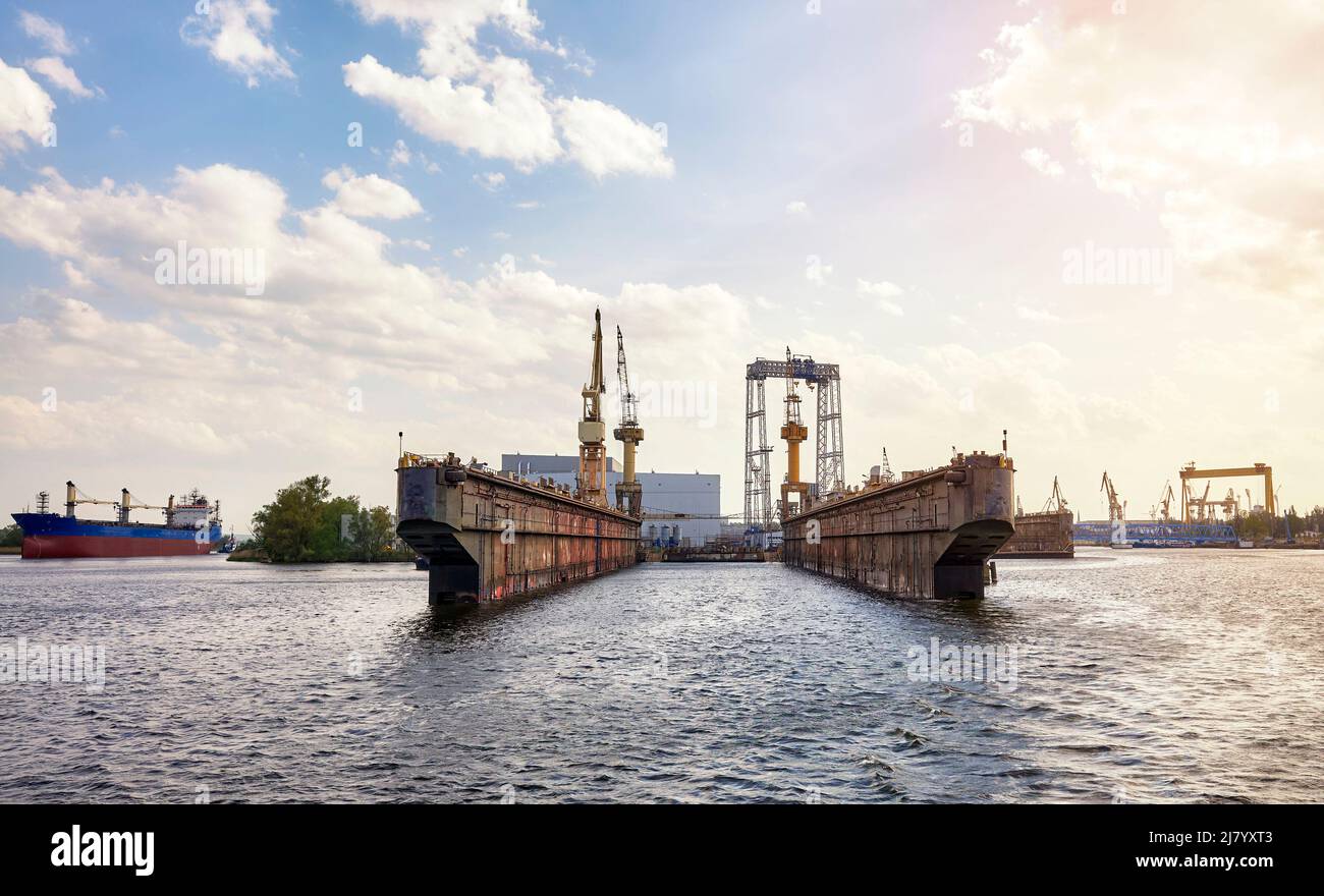 Empty dry dock hi-res stock photography and images - Alamy