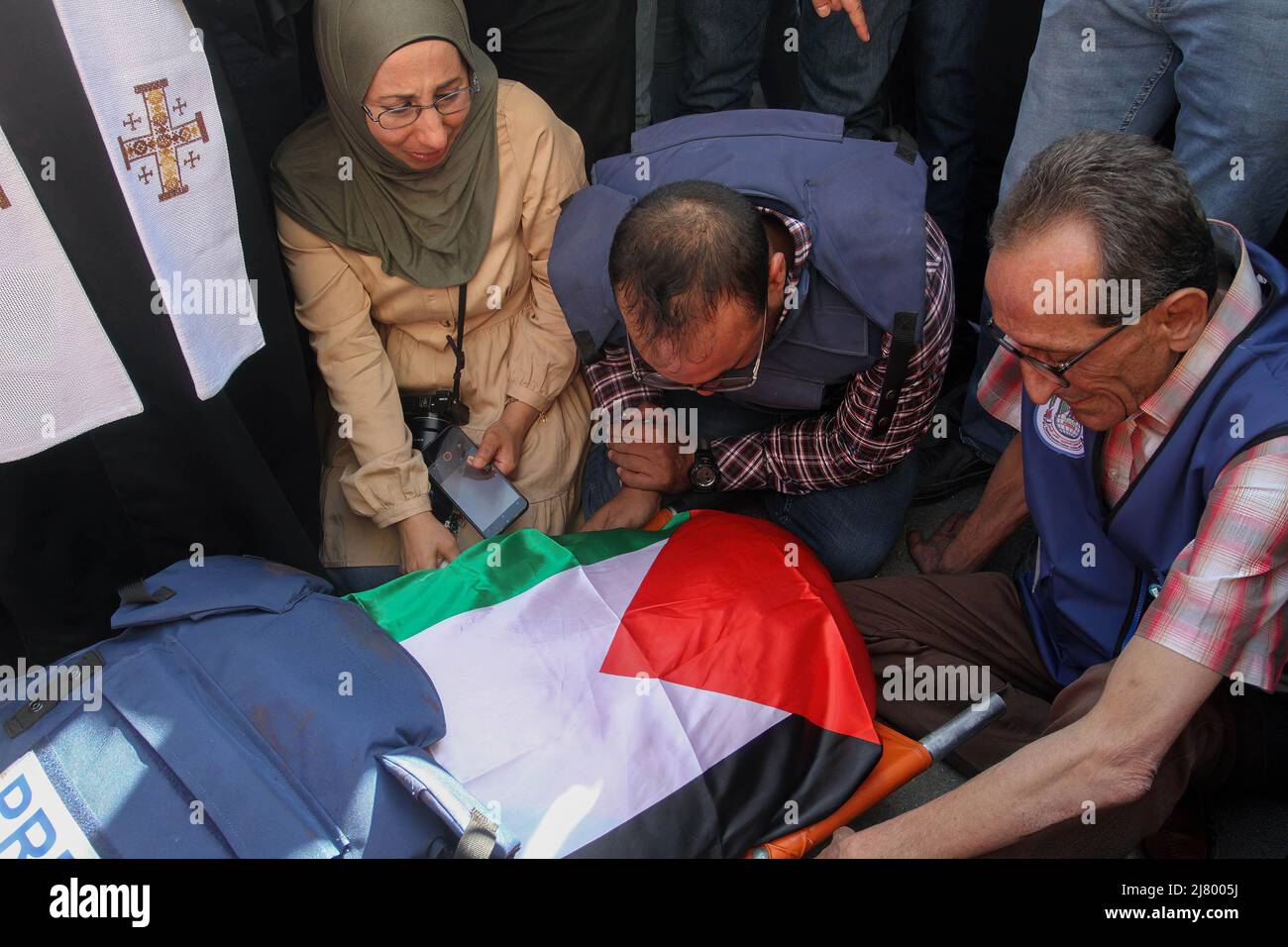 (EDITOR's NOTE; image depicts death) Journalists cry next to the body ...