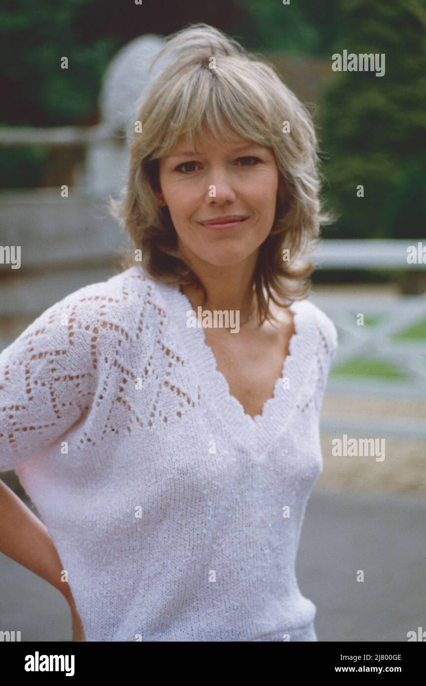 London. UK. LIBRARY. Tessa Wyatt in 1983, Ref:LMK11-SLIB100522-001 PIP ...
