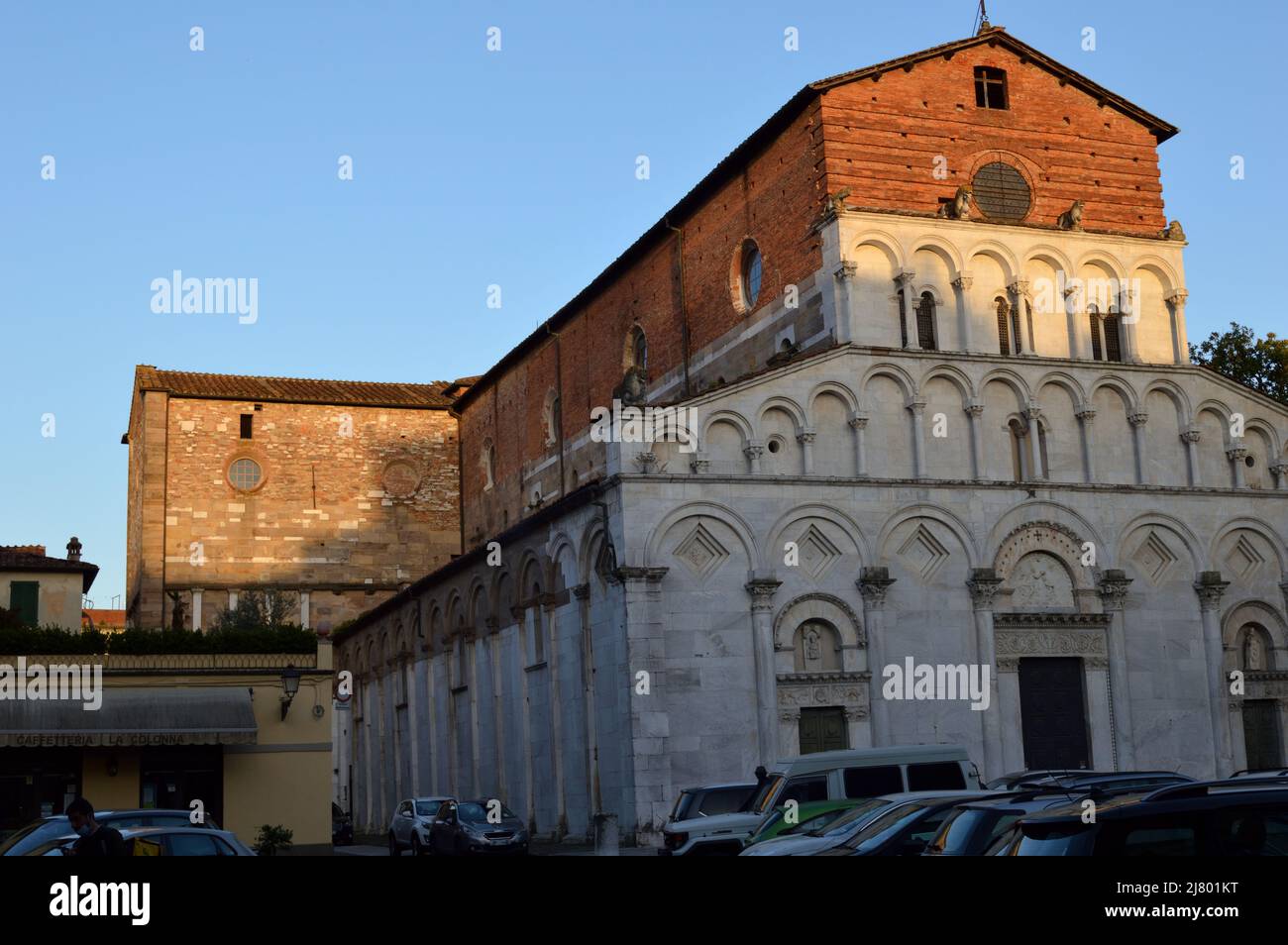 Lucca, Italy - 14 April 2022: lucca buildings and Chiesa di Santa Maria ...