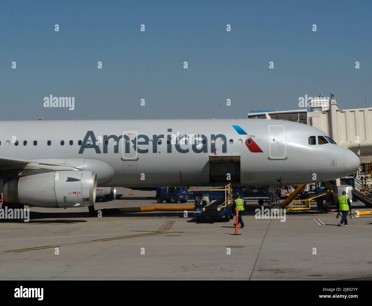Ground crew workers service an American Airlines Airbus A321 passenger ...
