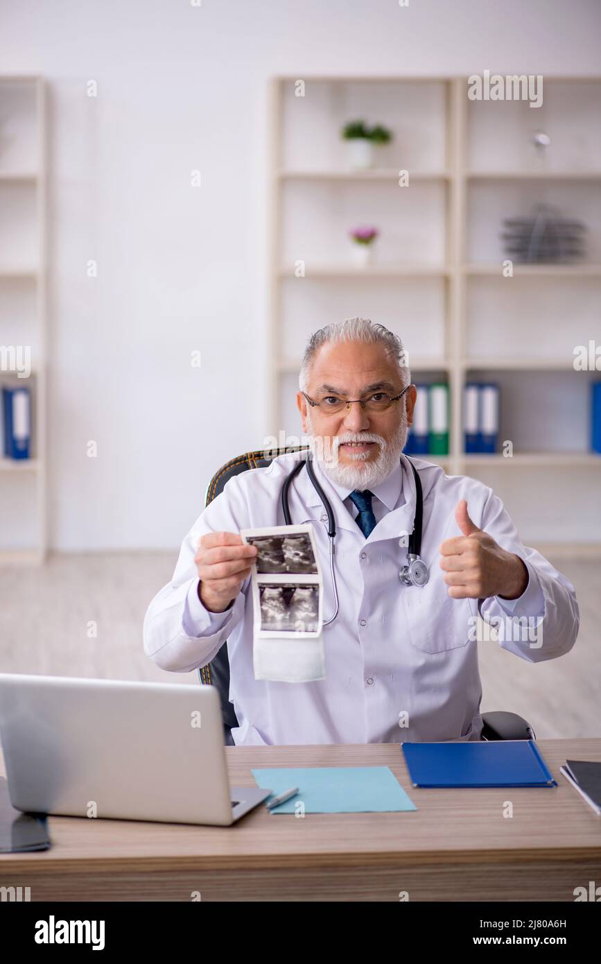 Old doctor radiologist working at the hospital Stock Photo - Alamy