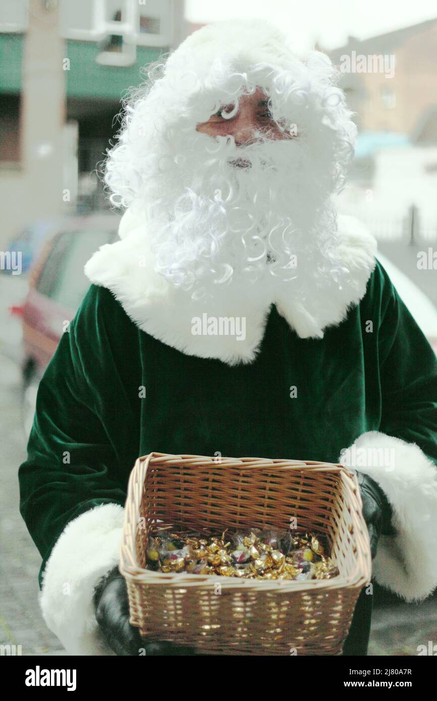 Pere noel vert hi-res stock photography and images - Alamy