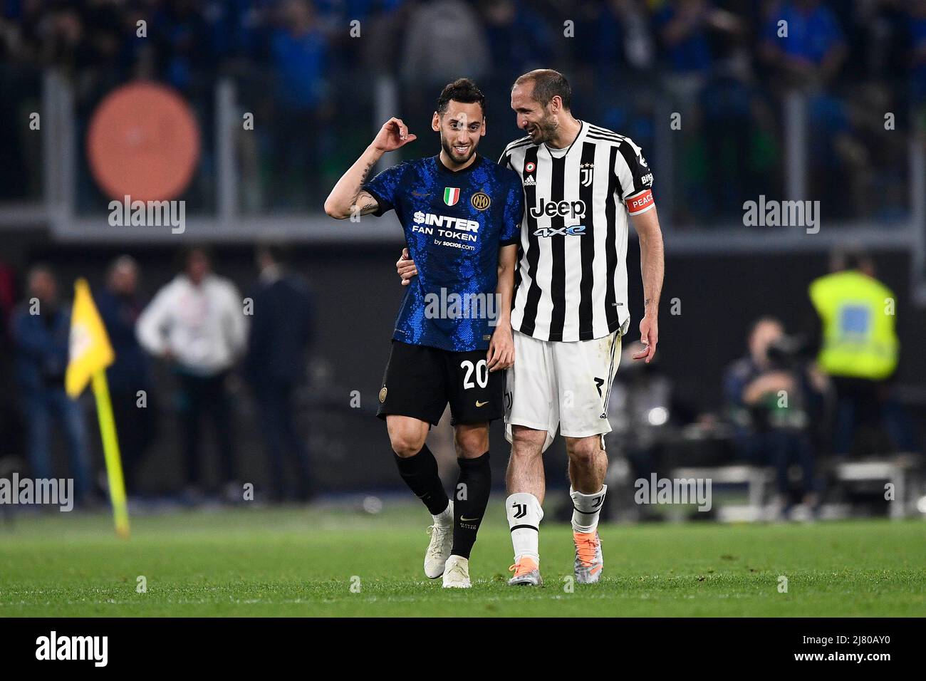 Hakan Calhanoglu of FC Internazionale speaks with Giorgio Chiellini of ...