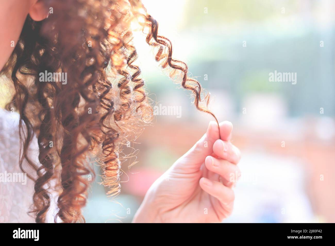 Corkscrew curls hi-res stock photography and images - Alamy