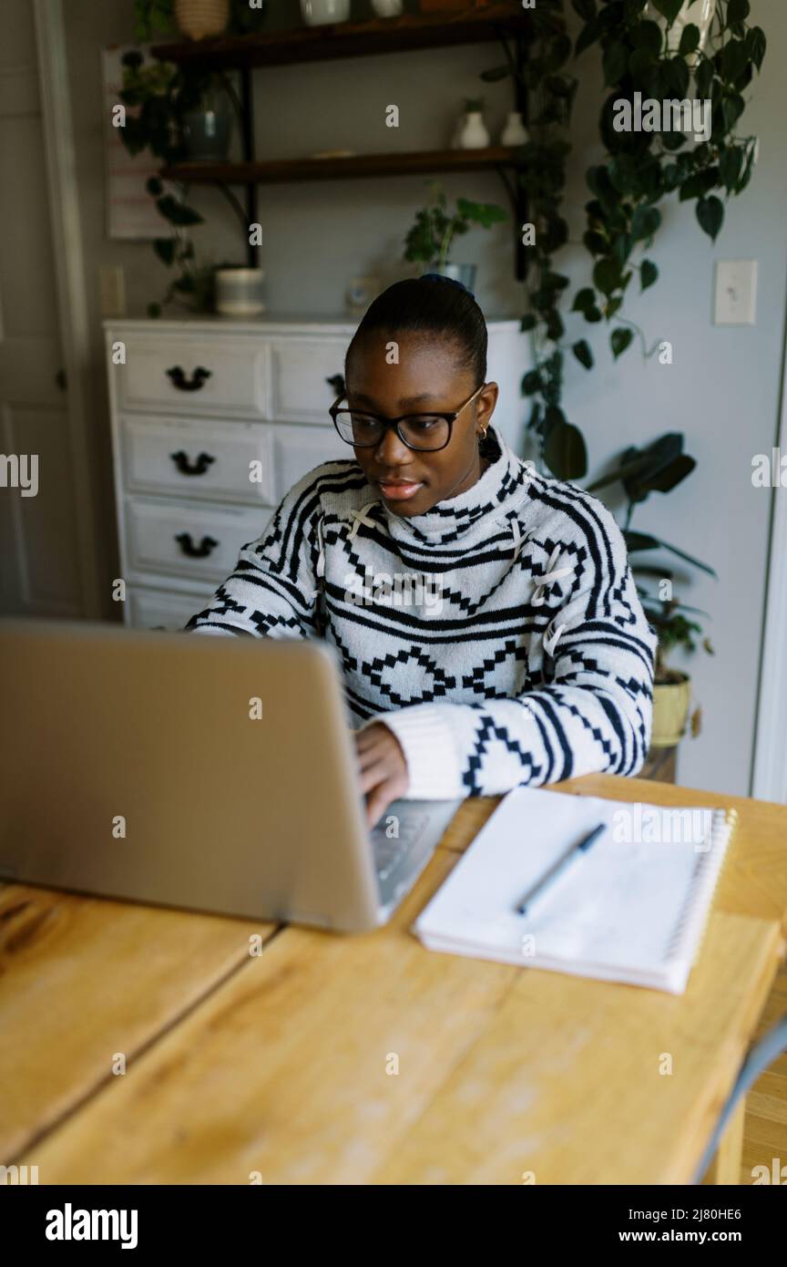 Teen typing computer hi-res stock photography and images - Alamy