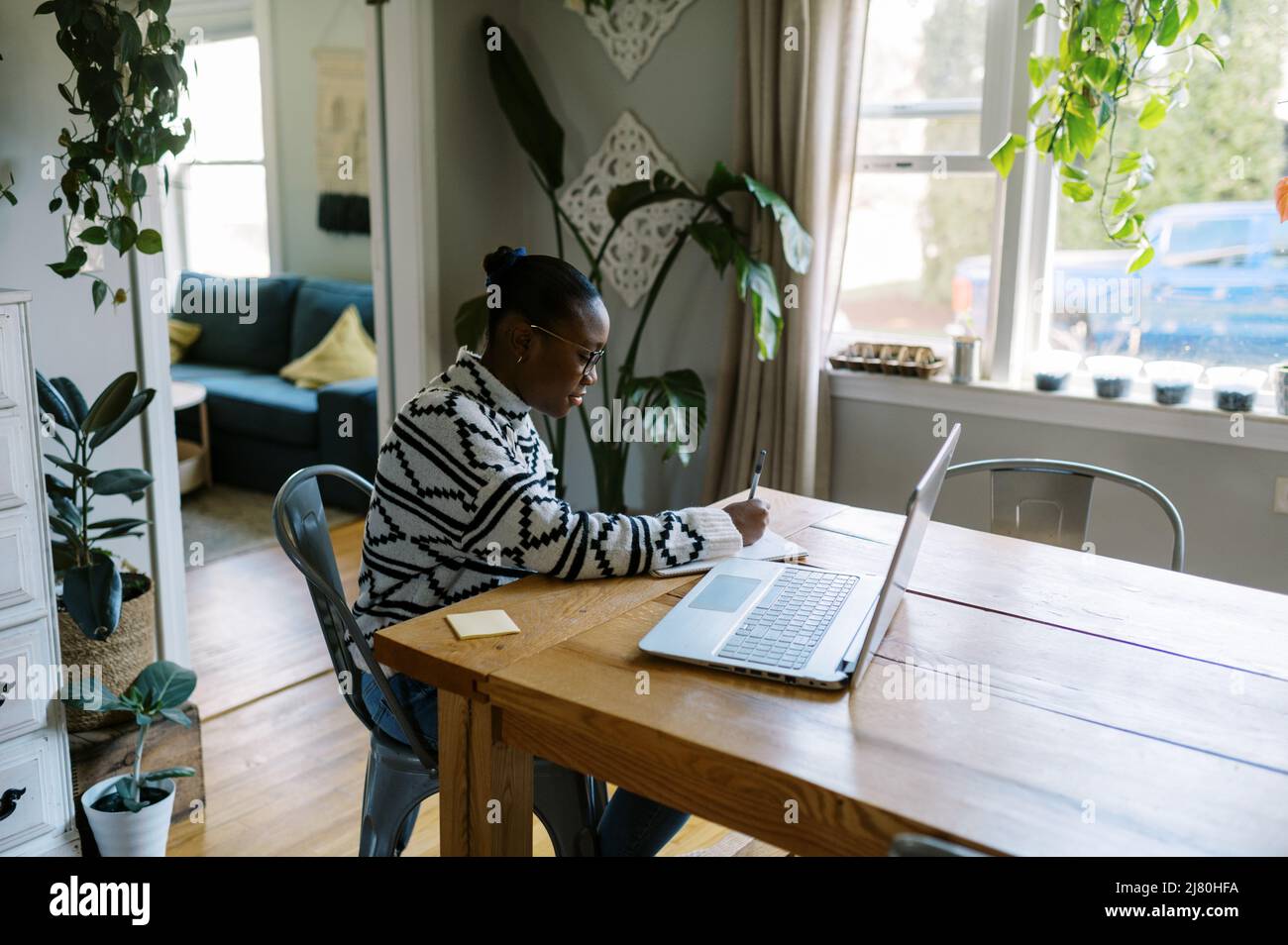 Girl home study teen table hi-res stock photography and images - Alamy
