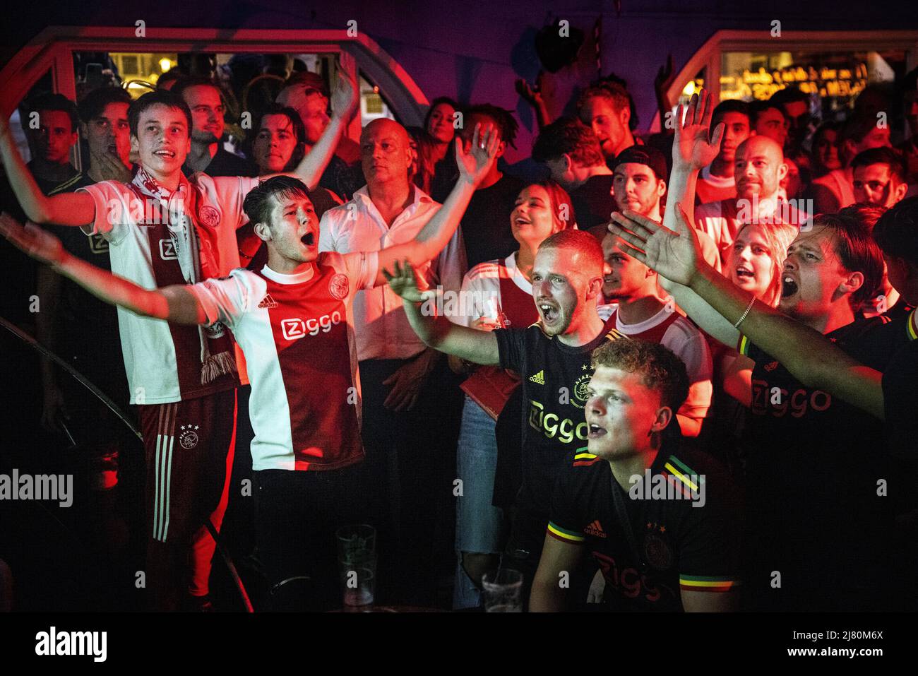 2022-05-11 21:43:02 AMSTERDAM - Ajax fans celebrate in the Kopstootbar ...