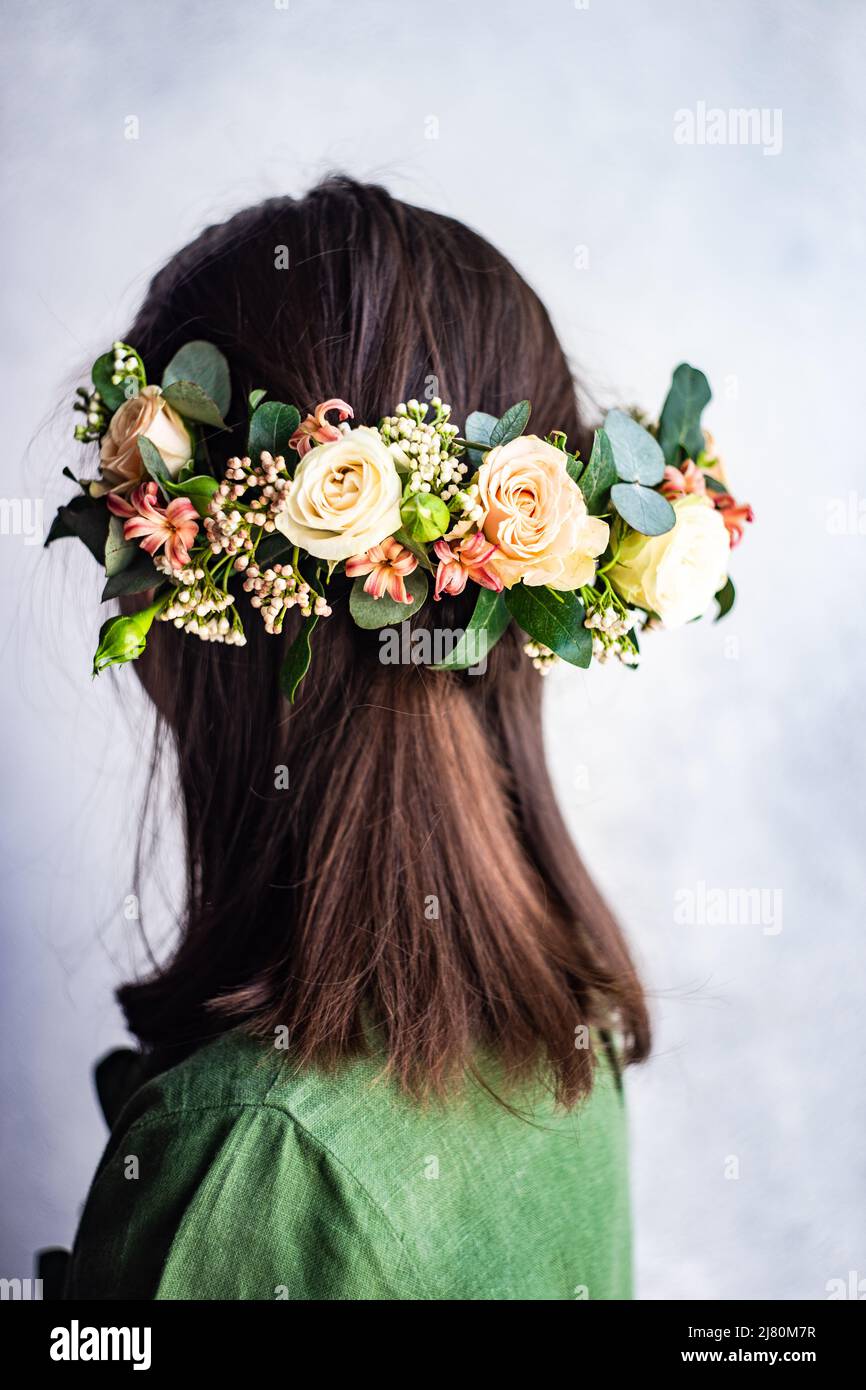 Women wearing wreath hi-res stock photography and images - Alamy