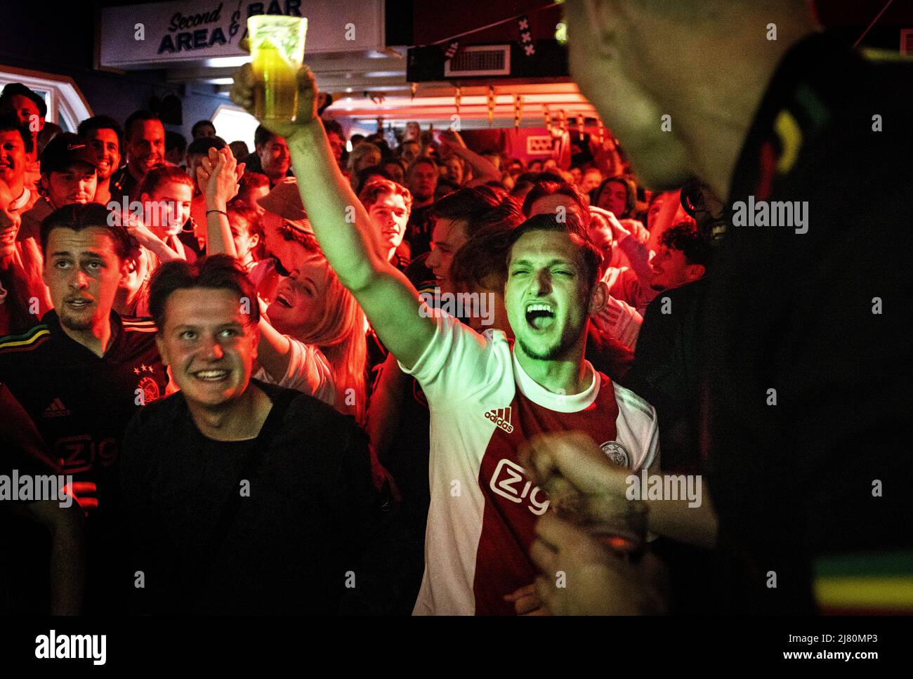 2022-05-11 20:26:08 AMSTERDAM - Ajax fans celebrate in the Kopstootbar ...