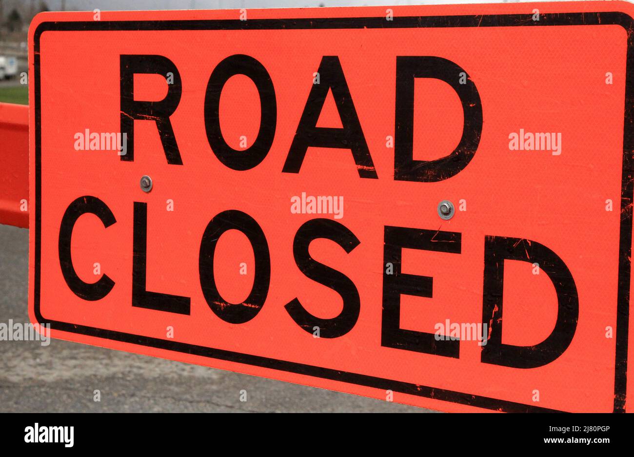 Red road closed sign hi-res stock photography and images - Alamy