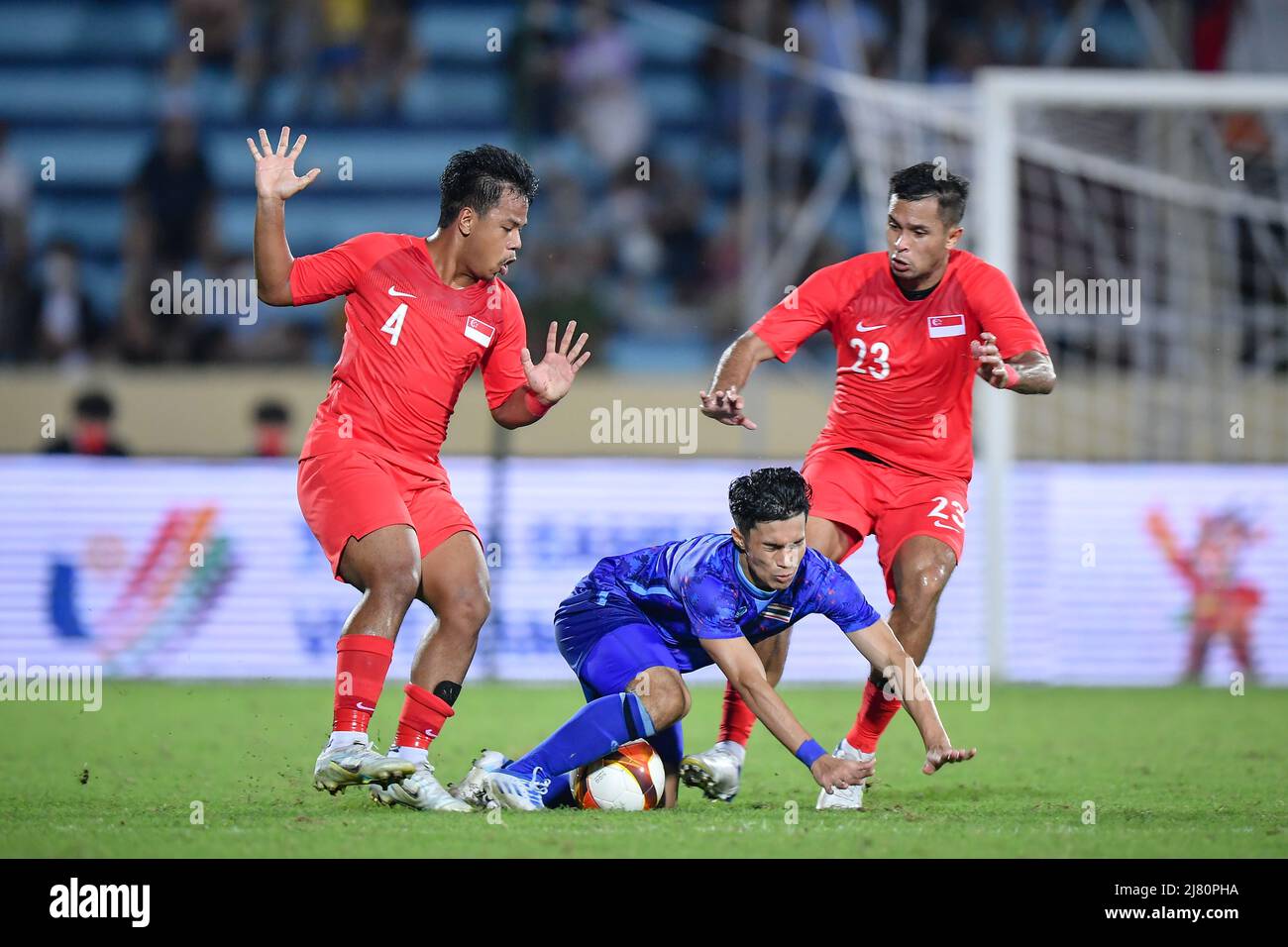 Airfan Doloh (C) of Thailand and Muhammad Nur Bin Abdullah (L), Muhammad Zulfahmi Bin Mohd ...