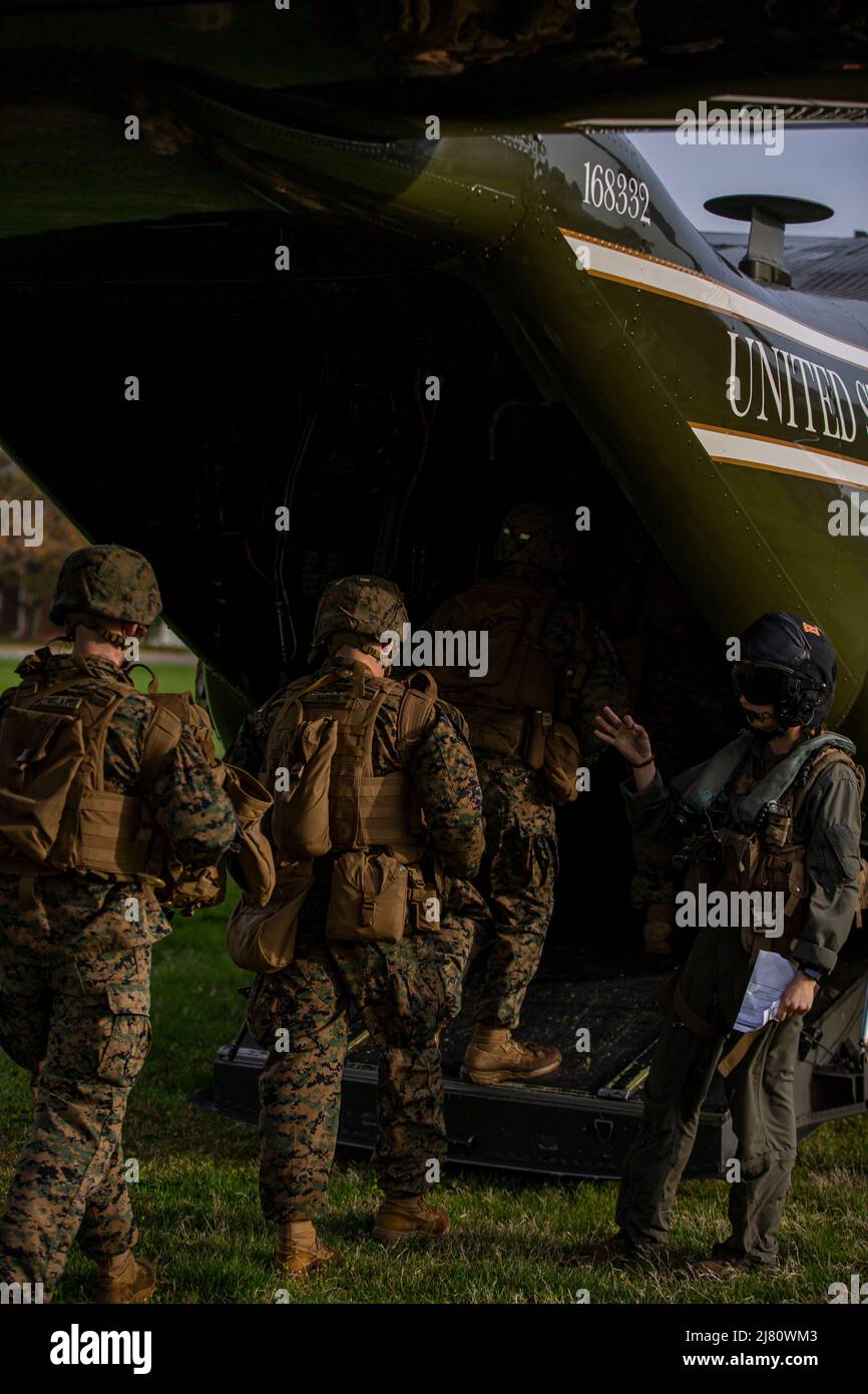 Marines with second platoon, Bravo Company, Marine Barracks Washington ...