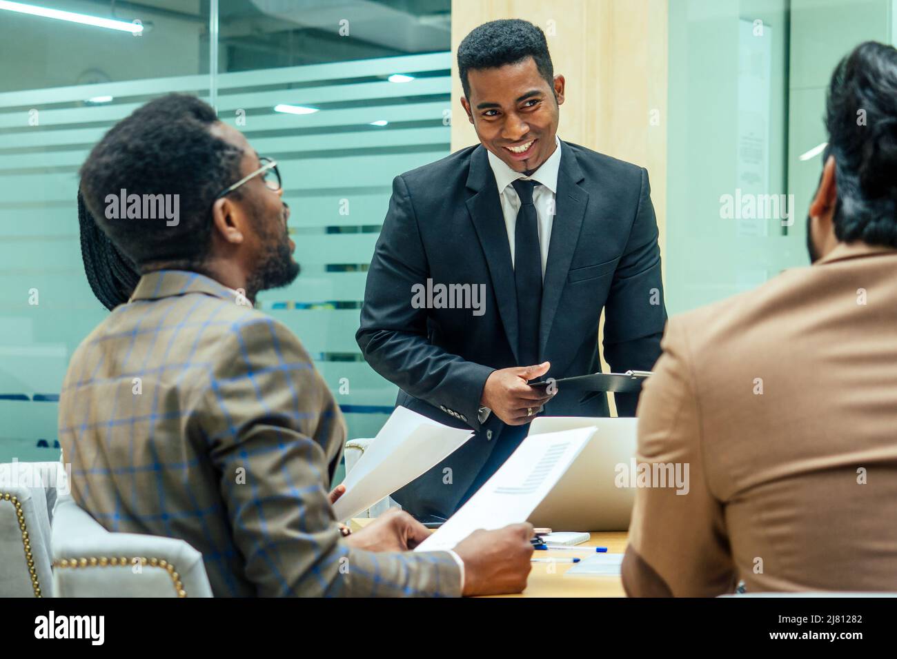 Group of businessmen men hi-res stock photography and images - Alamy